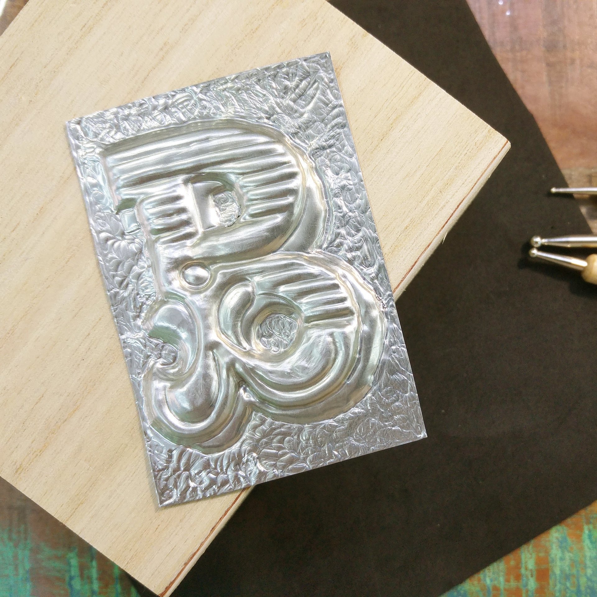 Curso de repujado en estaño en Madrid