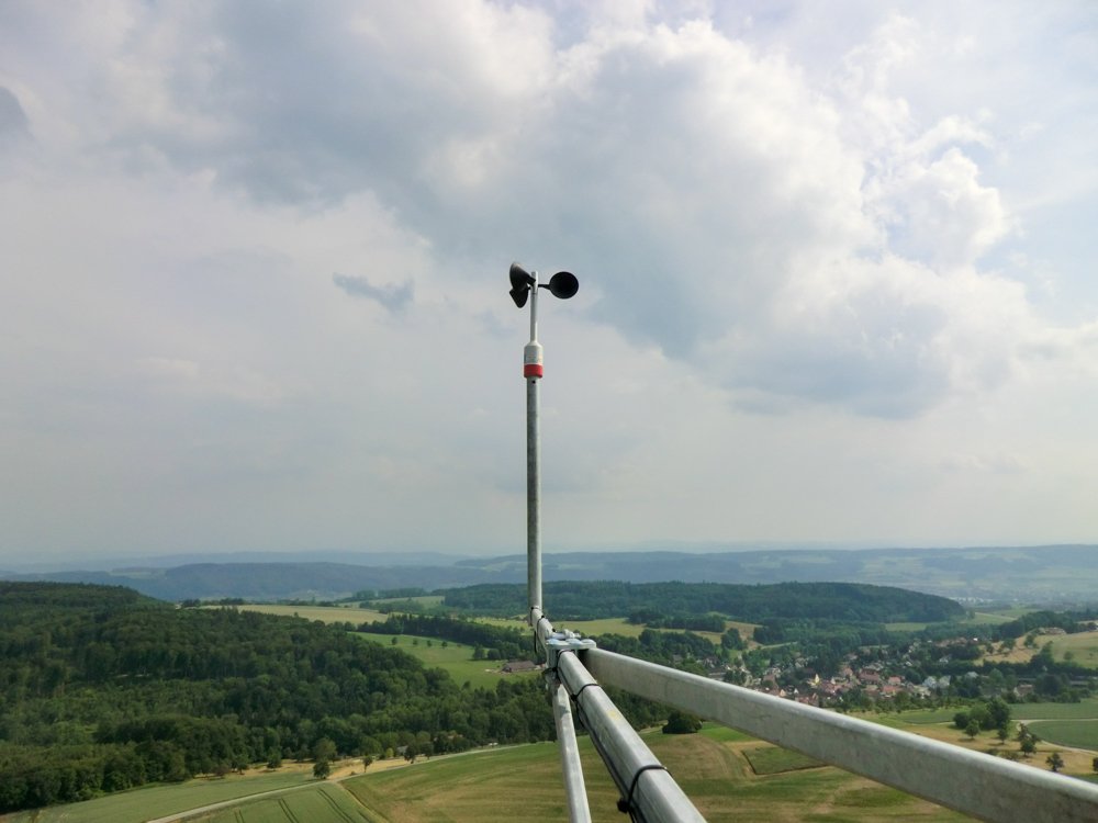 Installation Sensorik und Messinstrumente an Windmessmasten