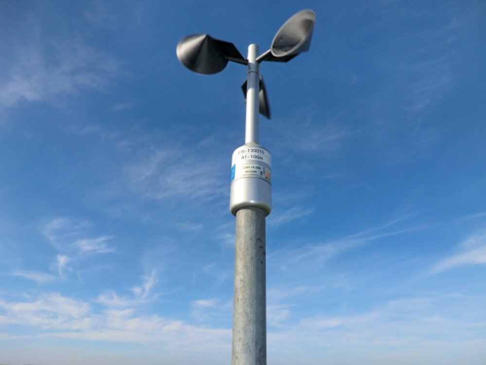 Installation Sensorik und Messinstrumente an Windmessmasten
