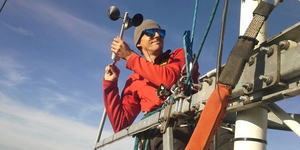Installation Sensorik und Messinstrumente an Windmessmasten