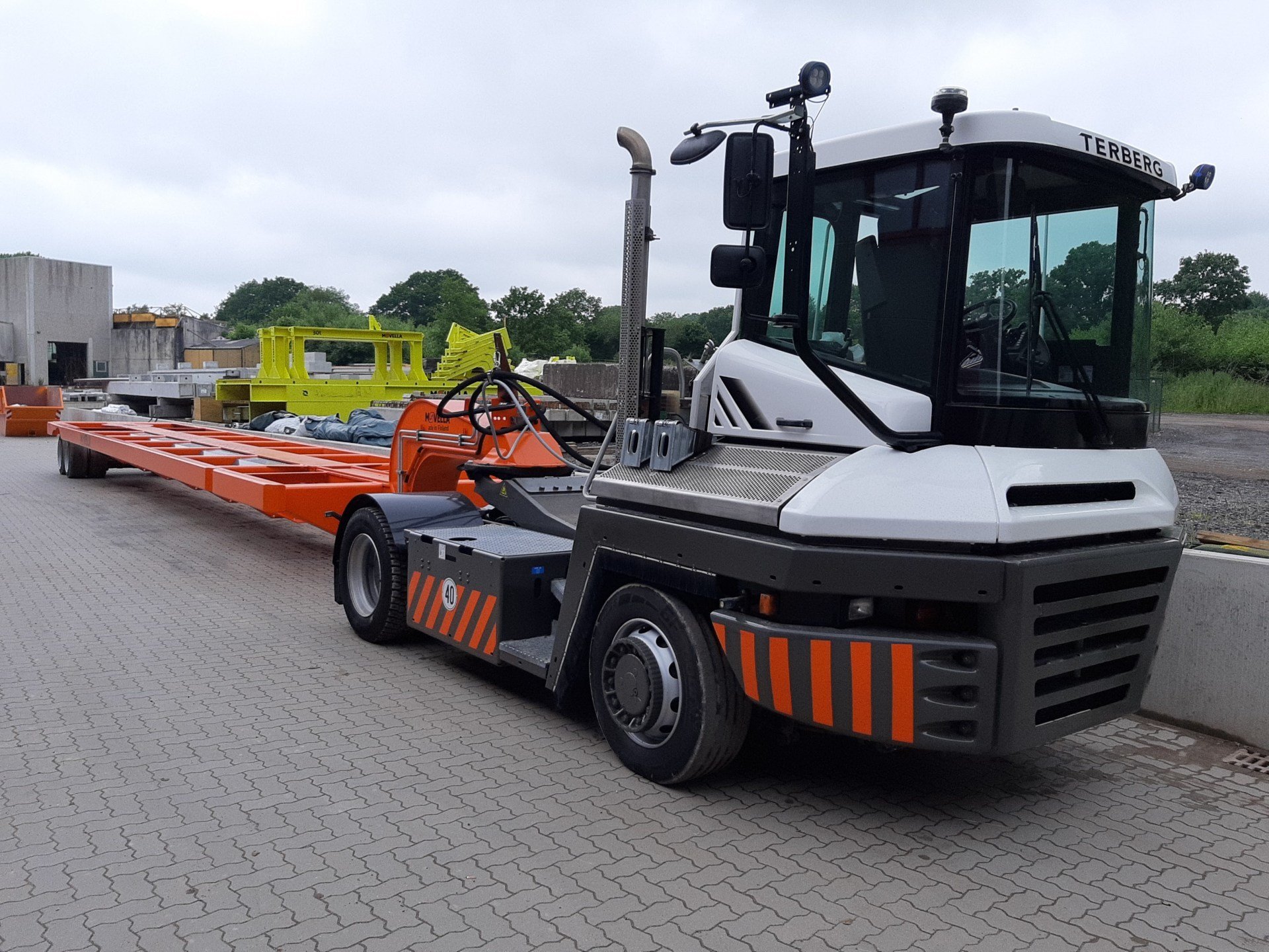 Wechselbrückenumsetzer mit Translifter + Innenlader