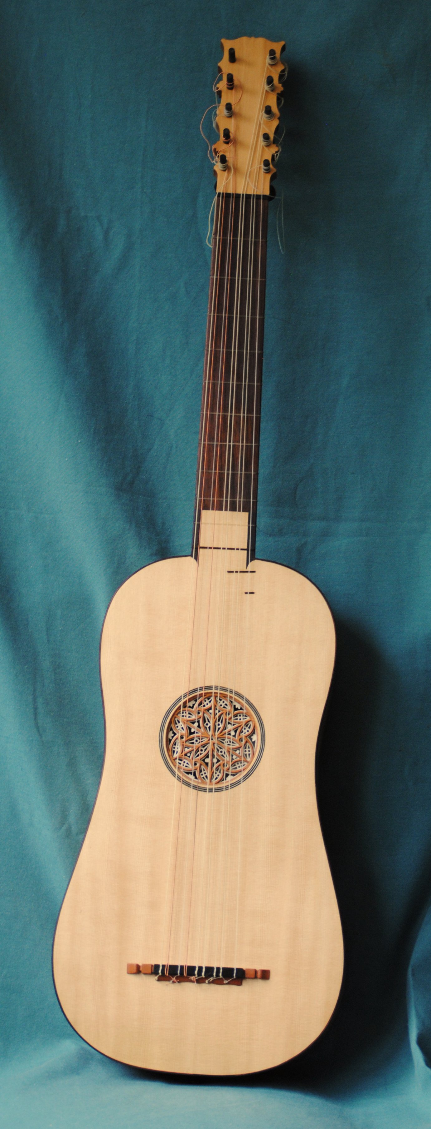 Jesús Reolid, luthier de instrumentos medievales, zanfonas.