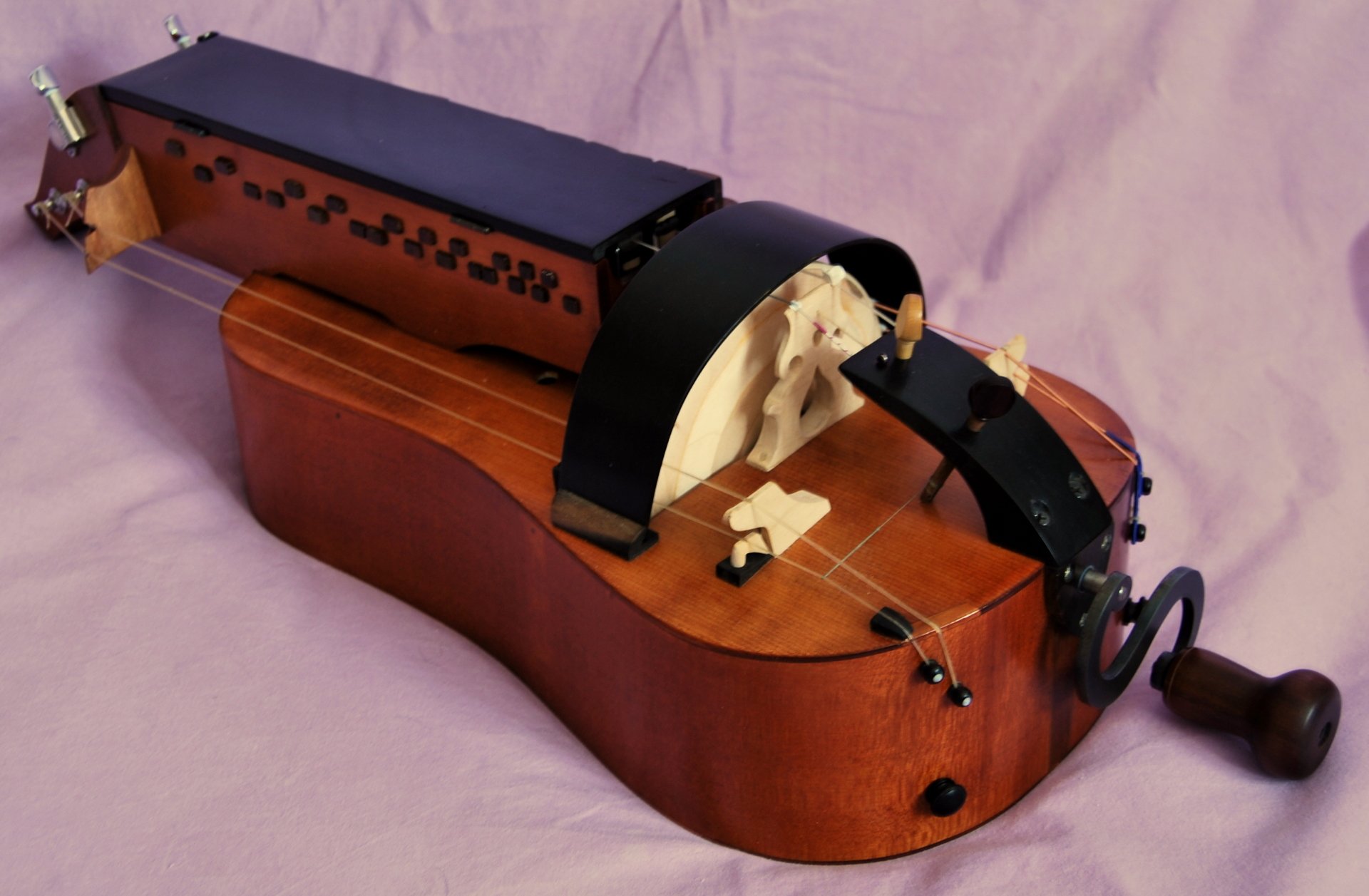 Jesús Reolid, luthier de instrumentos medievales, zanfonas.