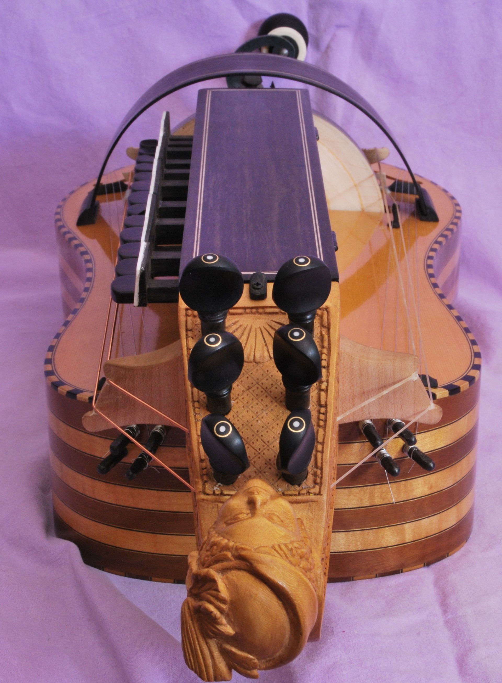 Jesús Reolid, luthier de instrumentos medievales, zanfonas.