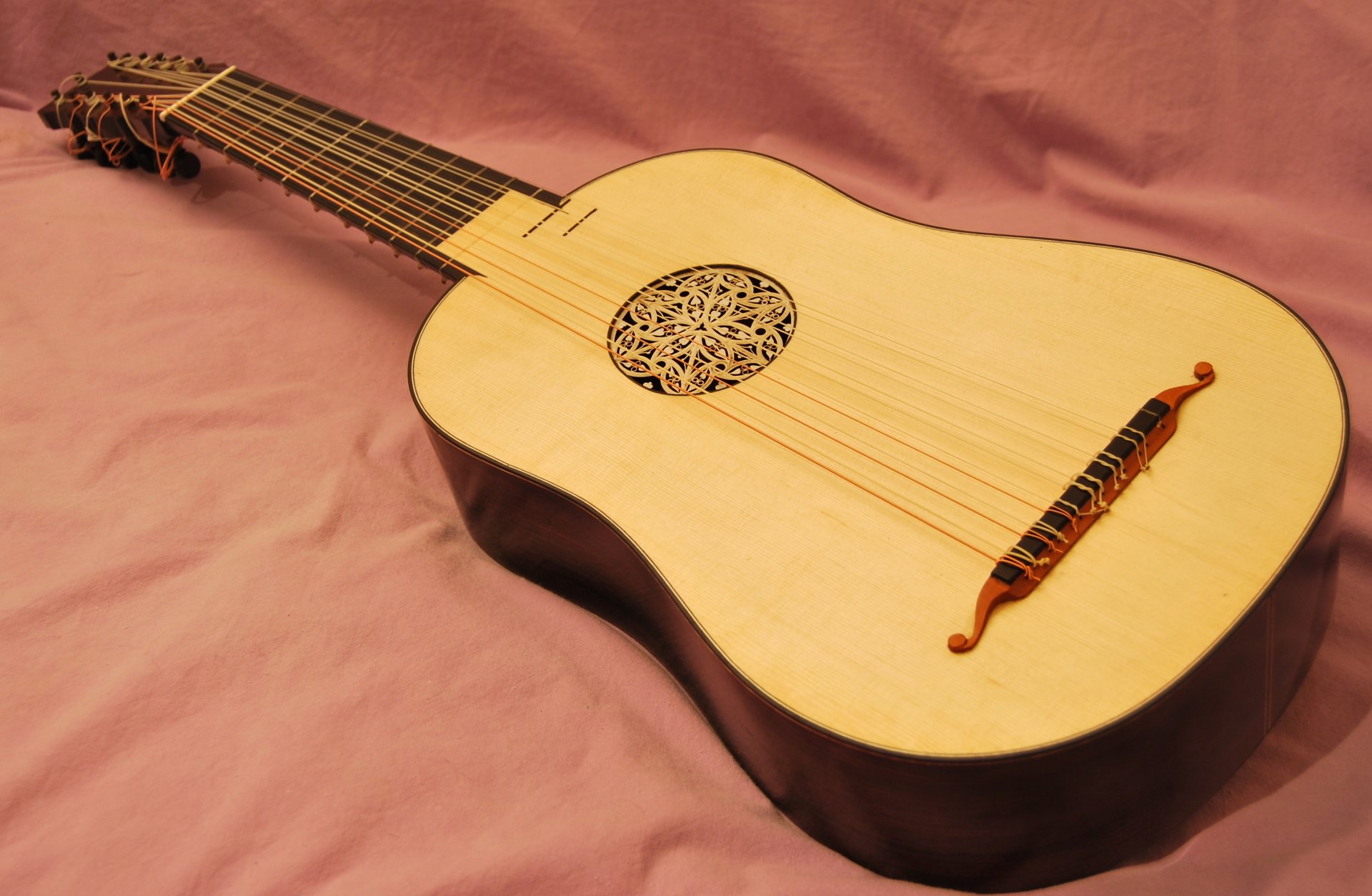 Jesús Reolid, luthier de instrumentos medievales, zanfonas.