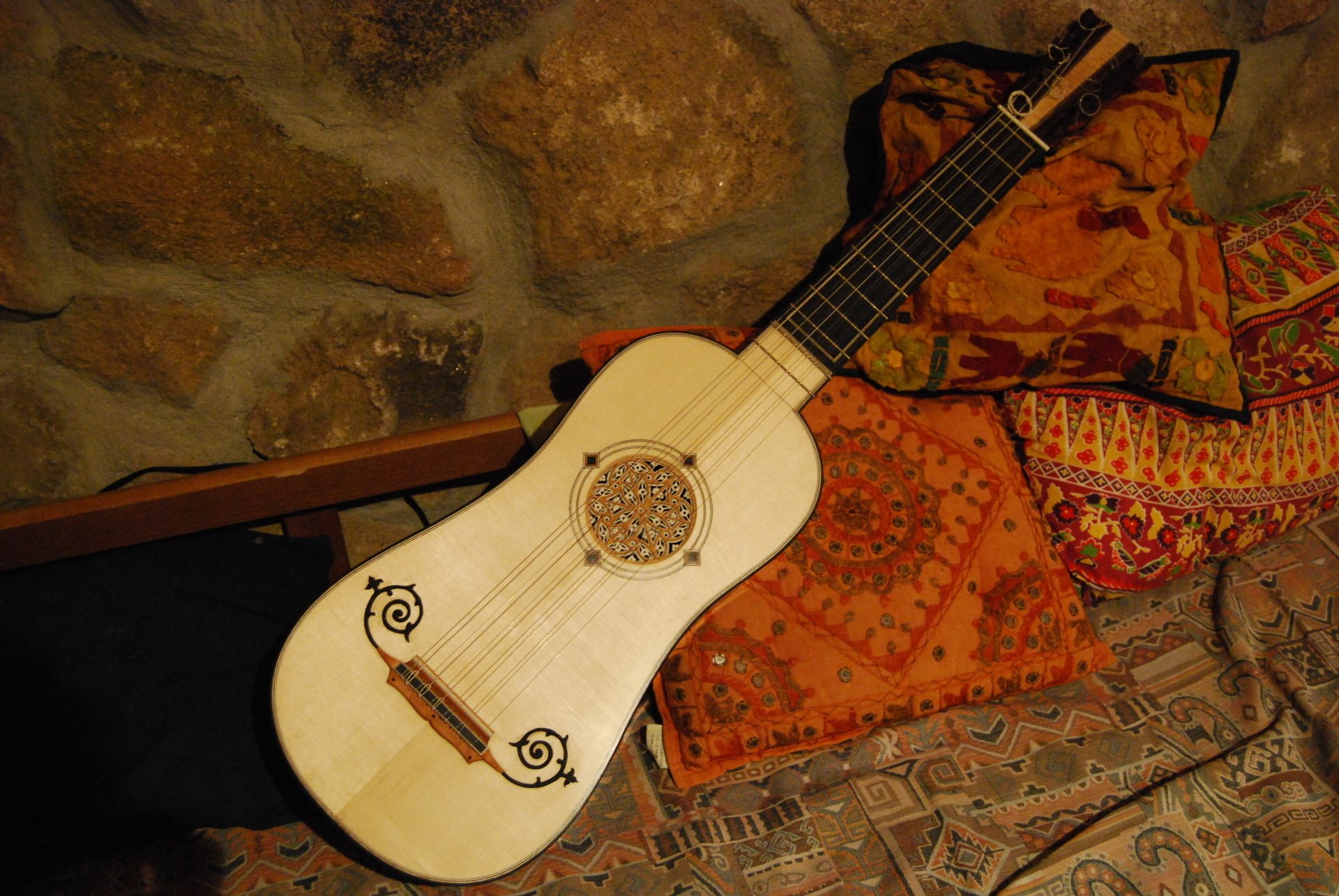 Jesús Reolid, luthier de instrumentos medievales, zanfonas.