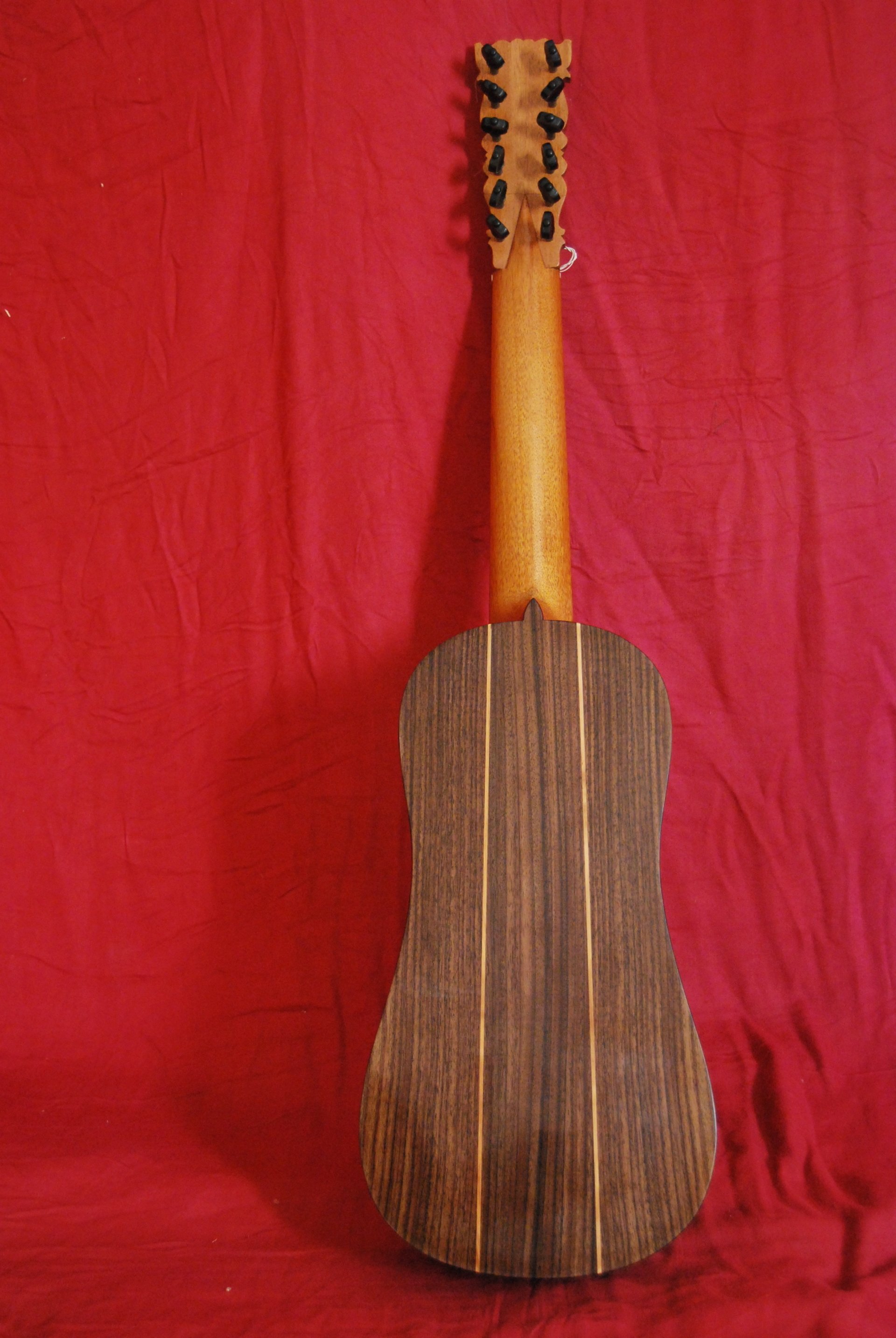 Jesús Reolid, luthier de instrumentos medievales, zanfonas.