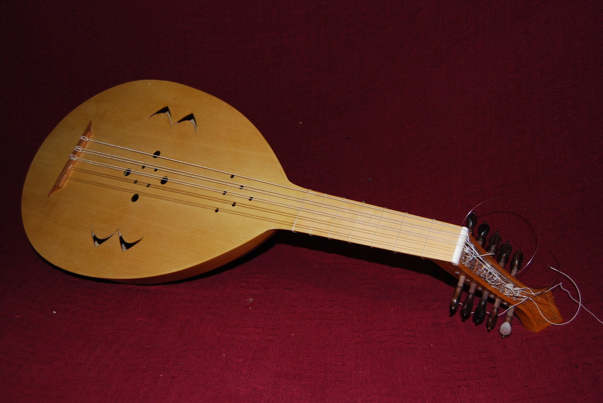 Jesús Reolid, luthier de instrumentos medievales, zanfonas.