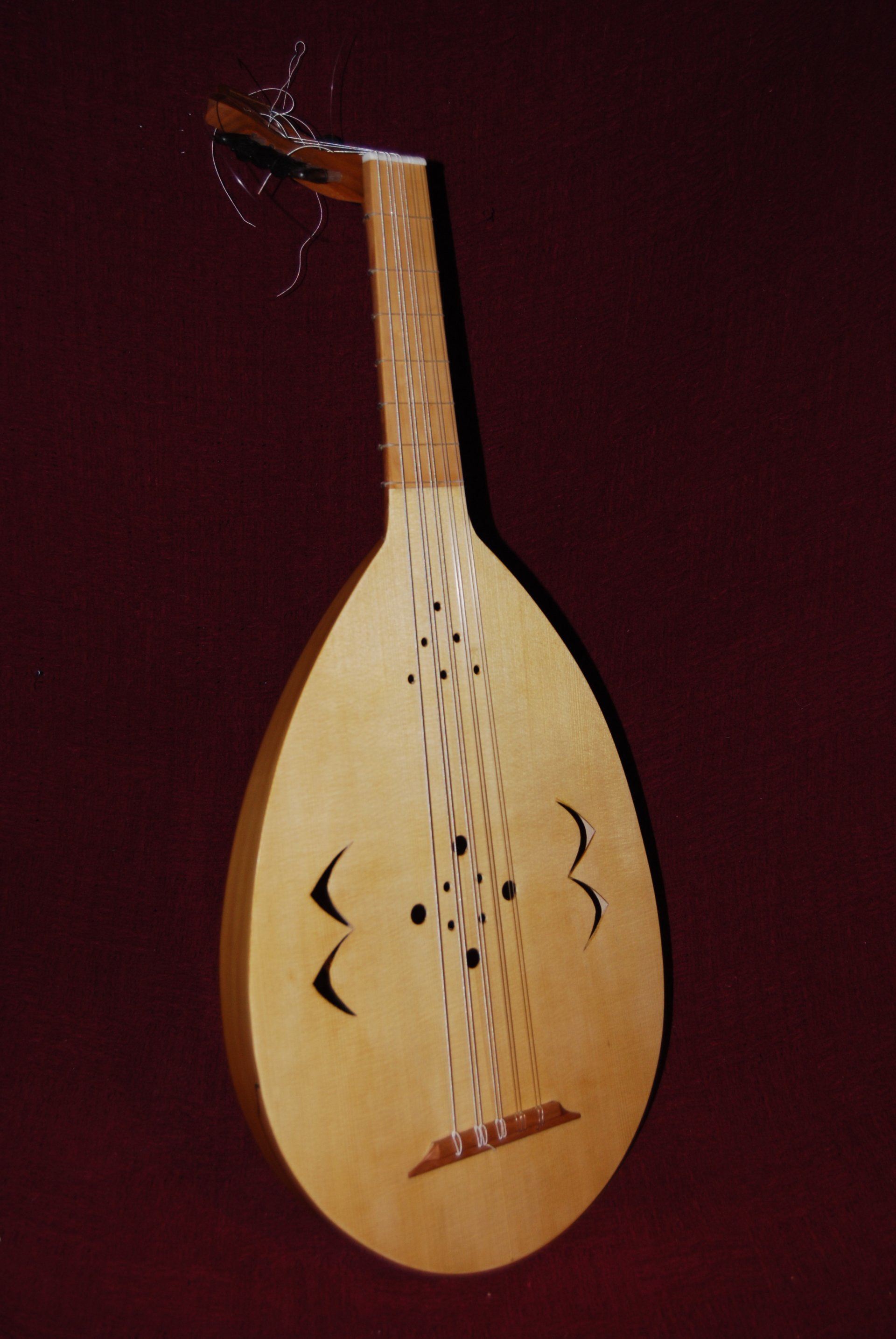 Jesús Reolid, luthier de instrumentos medievales, zanfonas.