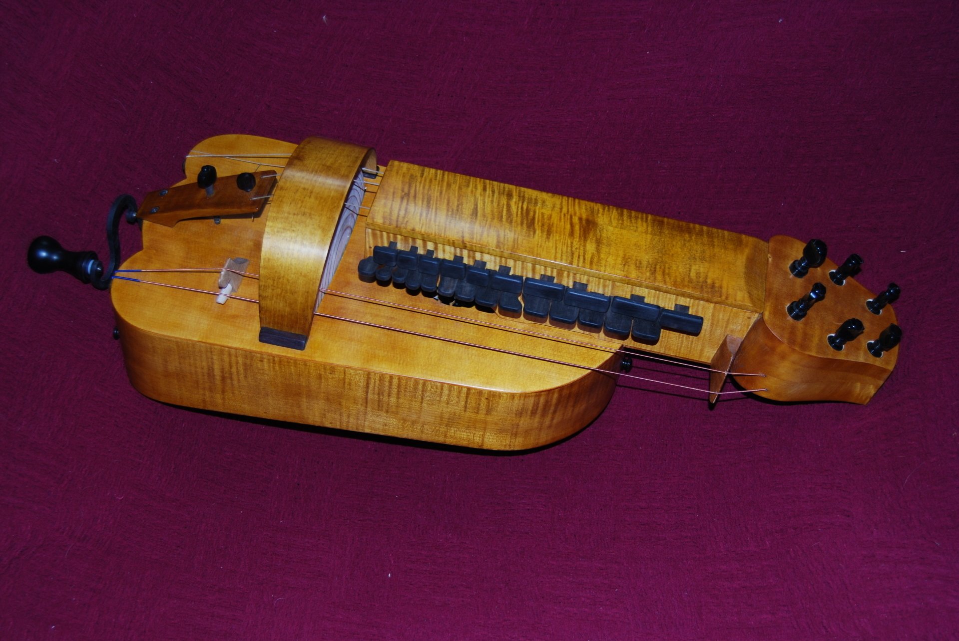 Jesús Reolid, luthier de instrumentos medievales, zanfonas.