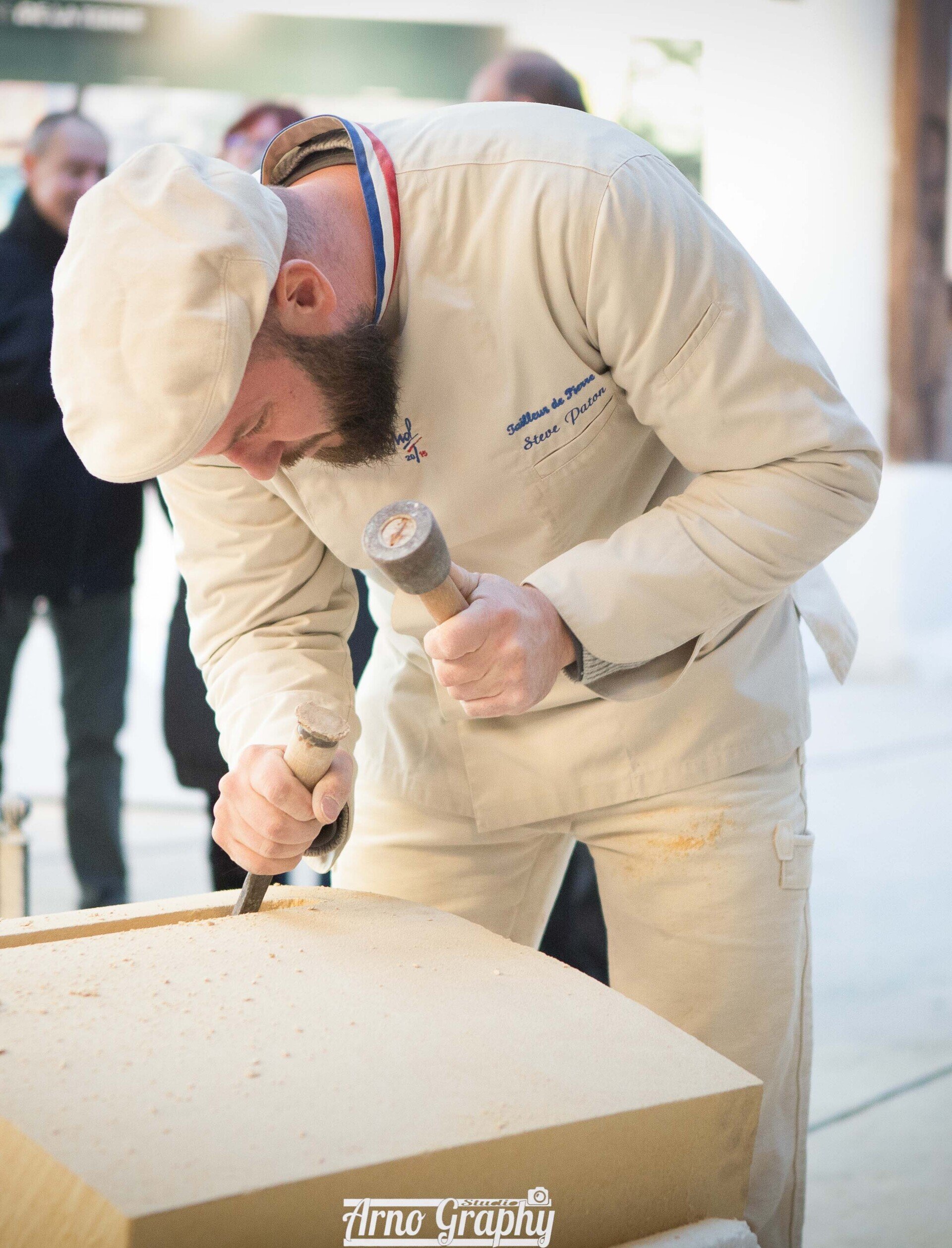 Tailleur de pierre, mof à Estrées-Saint-Denis dans l'Oise.