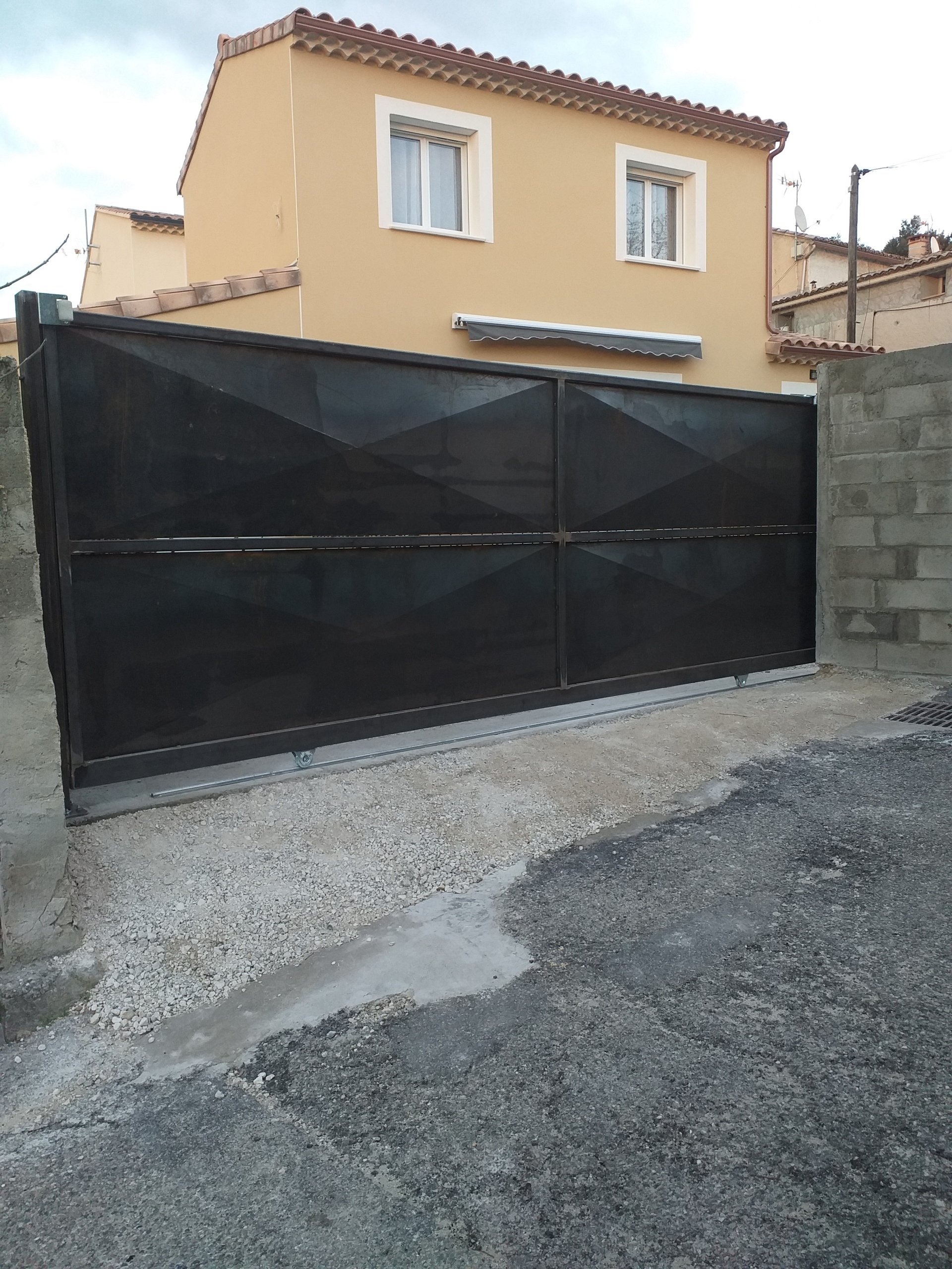 Serrurerie-Portail roulant automatisé