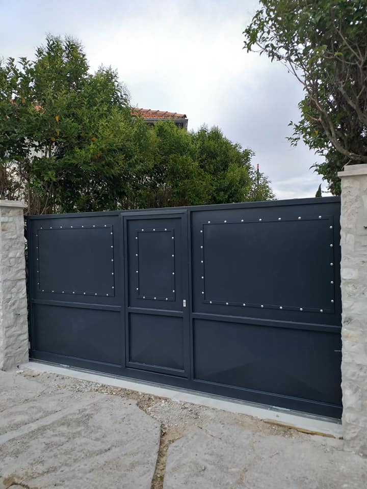 Portail roulant avec portillon intégré