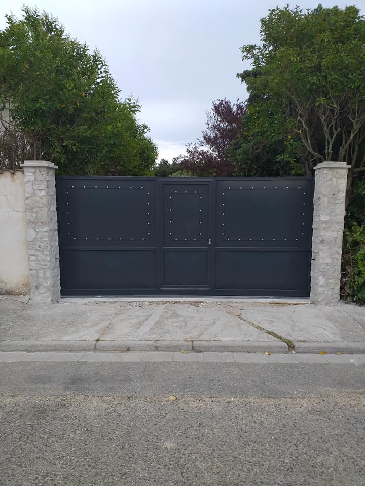 Portail roulant avec portillon intégré