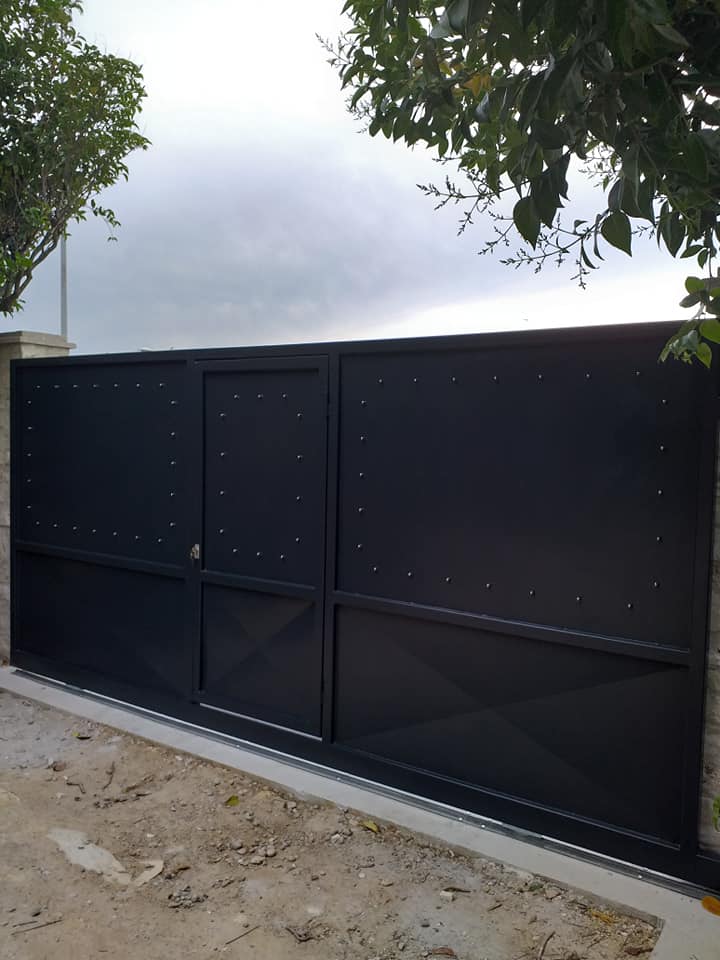 Portail roulant avec portillon intégré