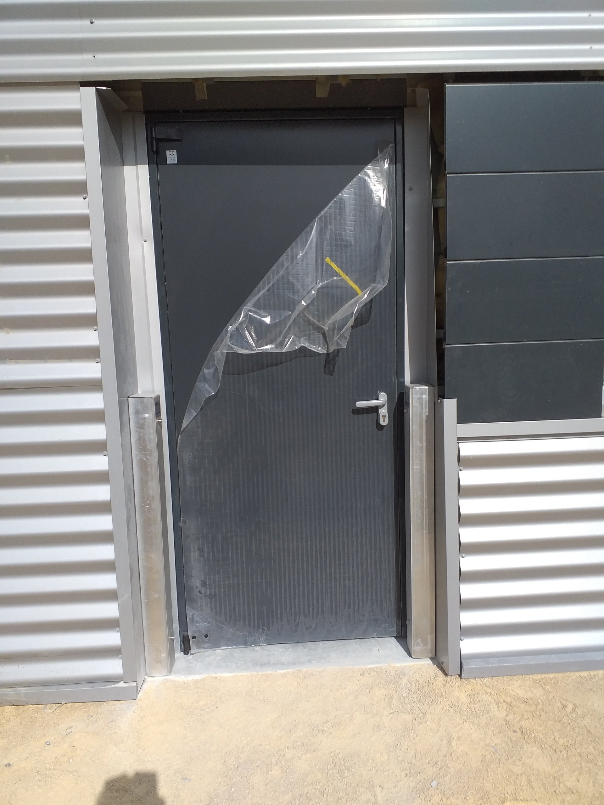Porte issue de secours simple
