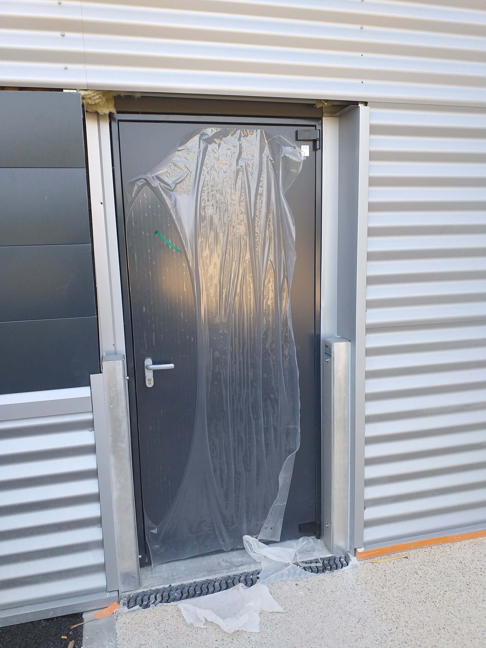 Porte issue de secours simple