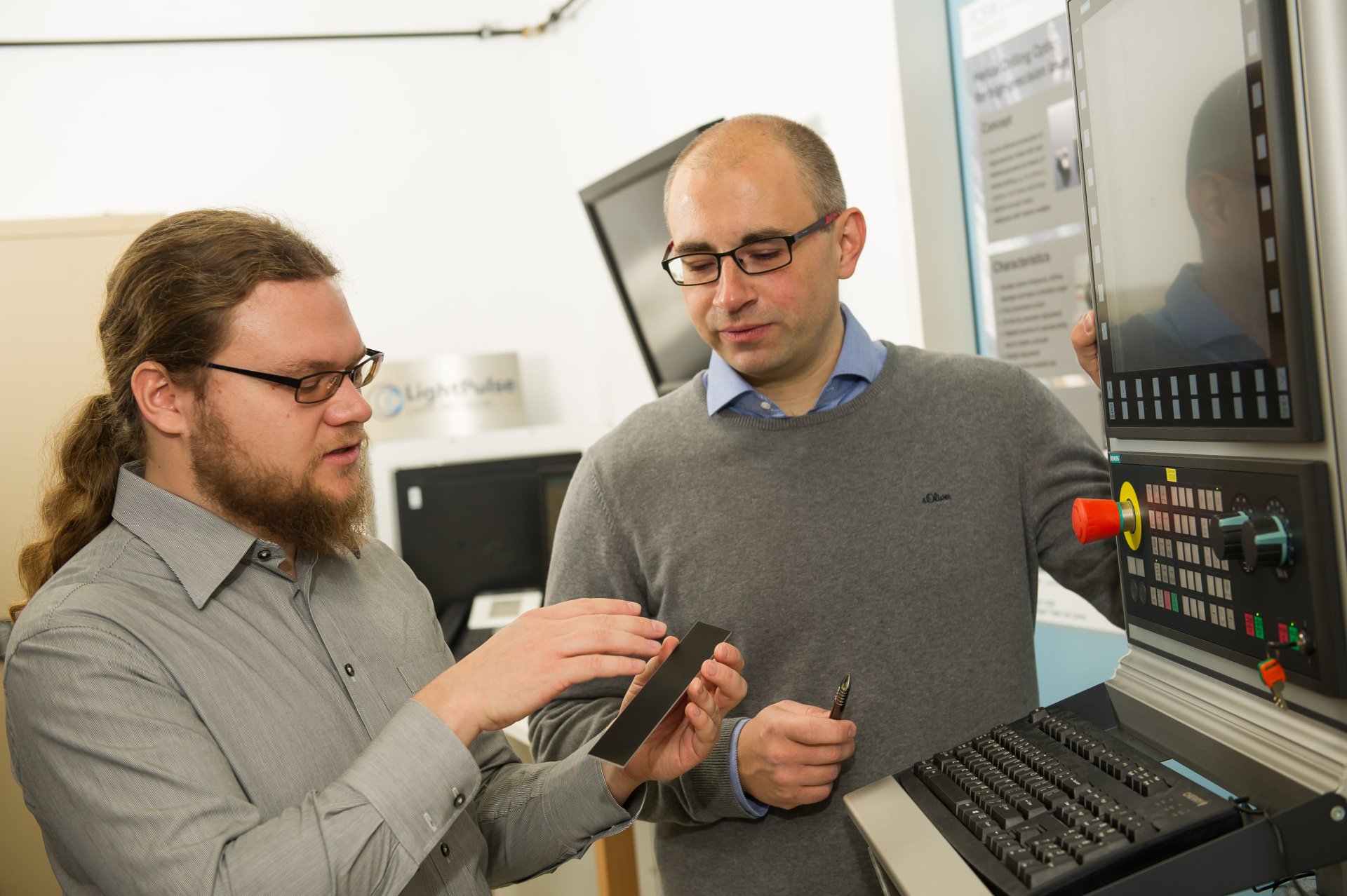 LightPulse - micro processing with ultrafast lasers