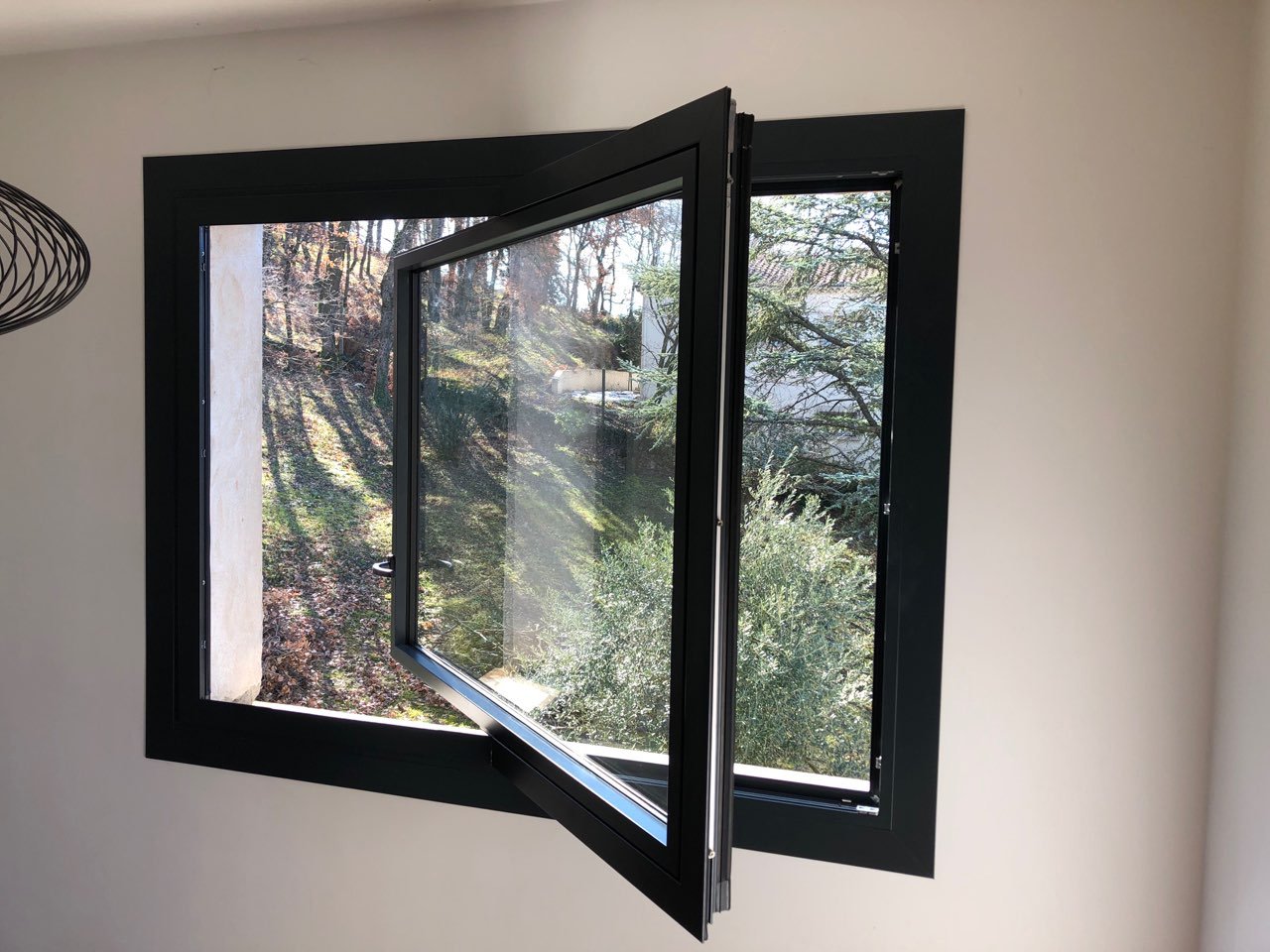 Fabricant de fenêtre pivotante - basculante aluminium