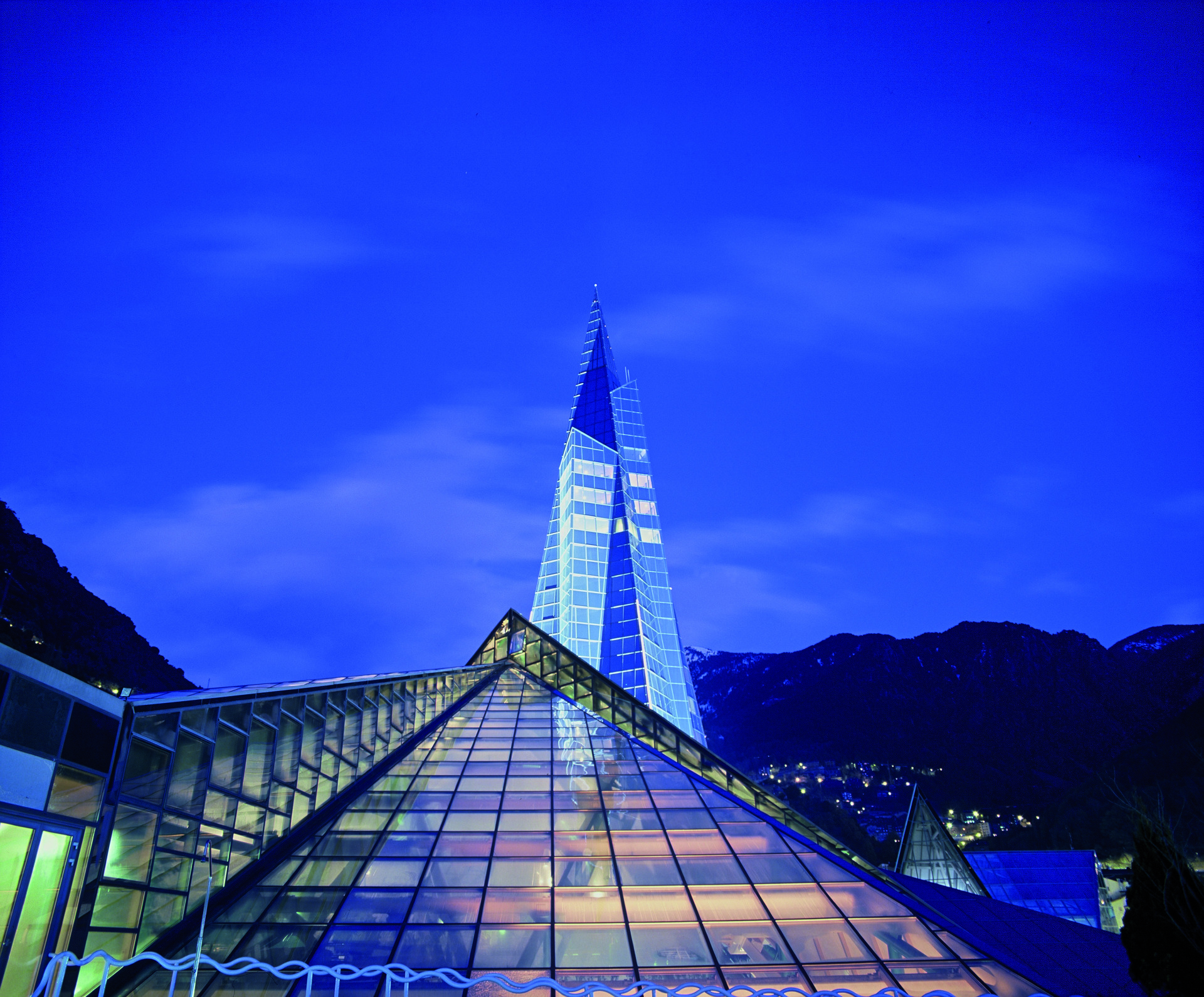Caldea convertirá la emblemática torre en un hotel que inaugurará el ...