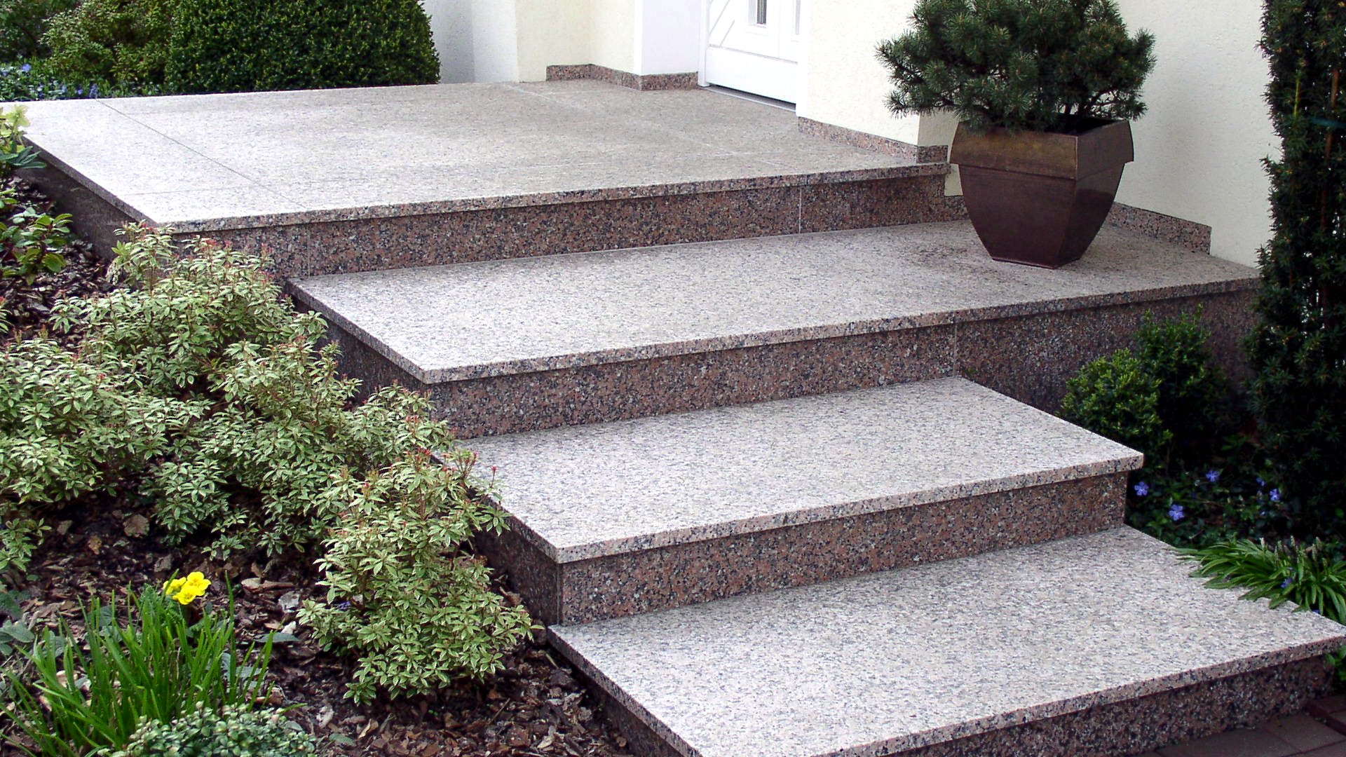 Buntsteinputz Treppe Aussen