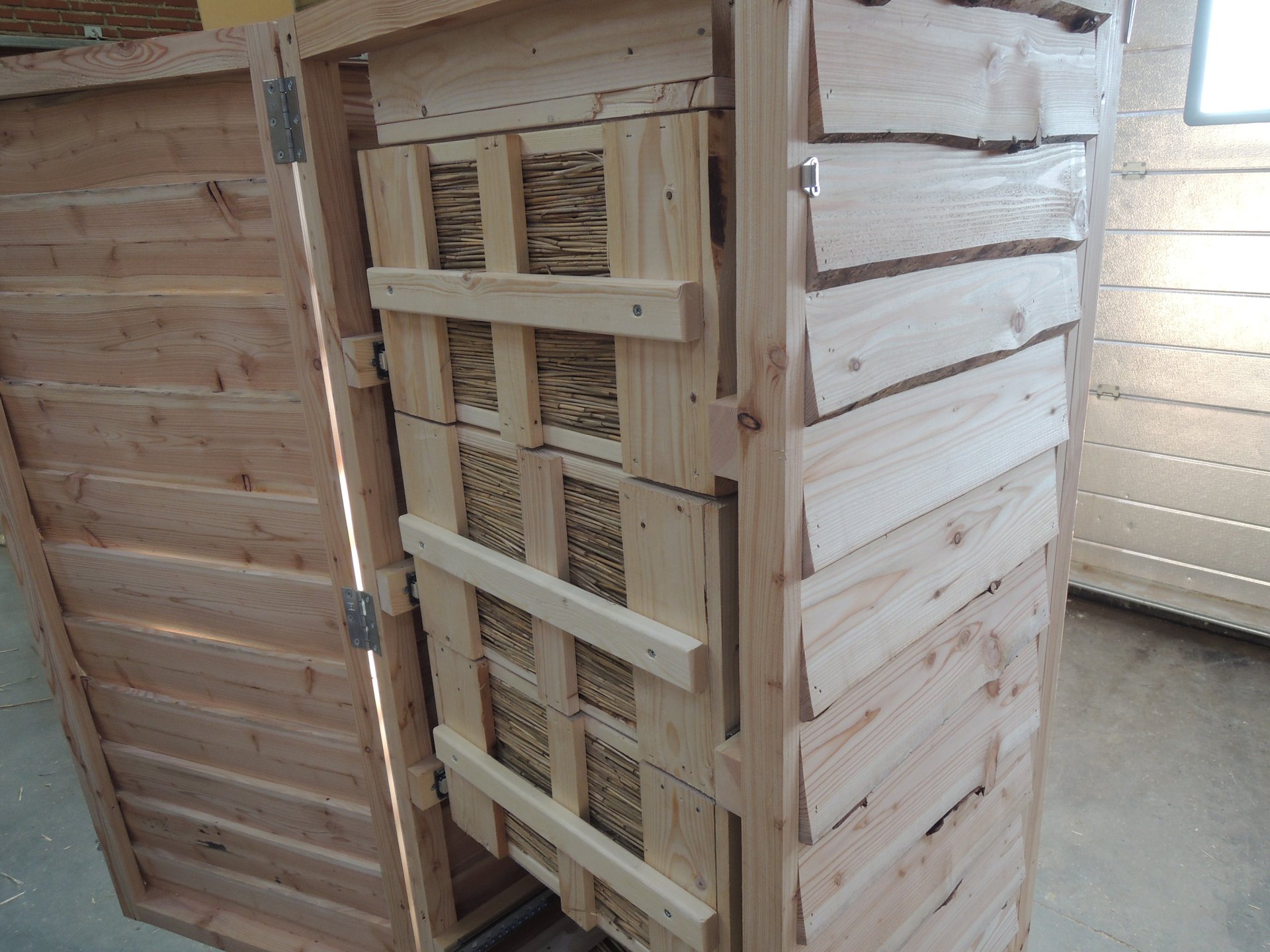 OPTIMAL BEES - Unsere natürliche Bienen-Beute aus Holz und Stroh!