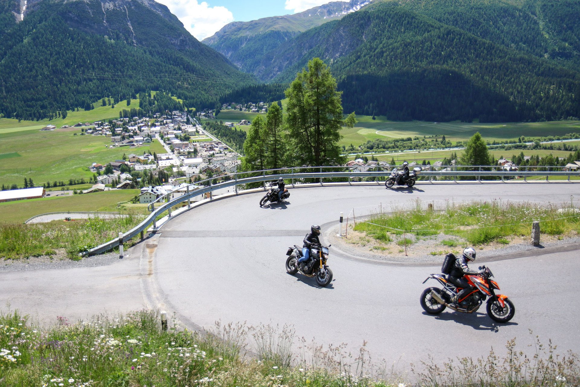 Motorradtour über 8 Alpenpässe in der Schweiz, Italien