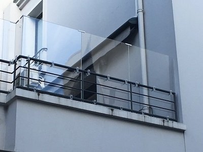 Protections balcon Plexiglas : pose barrière et garde corps sur mesure