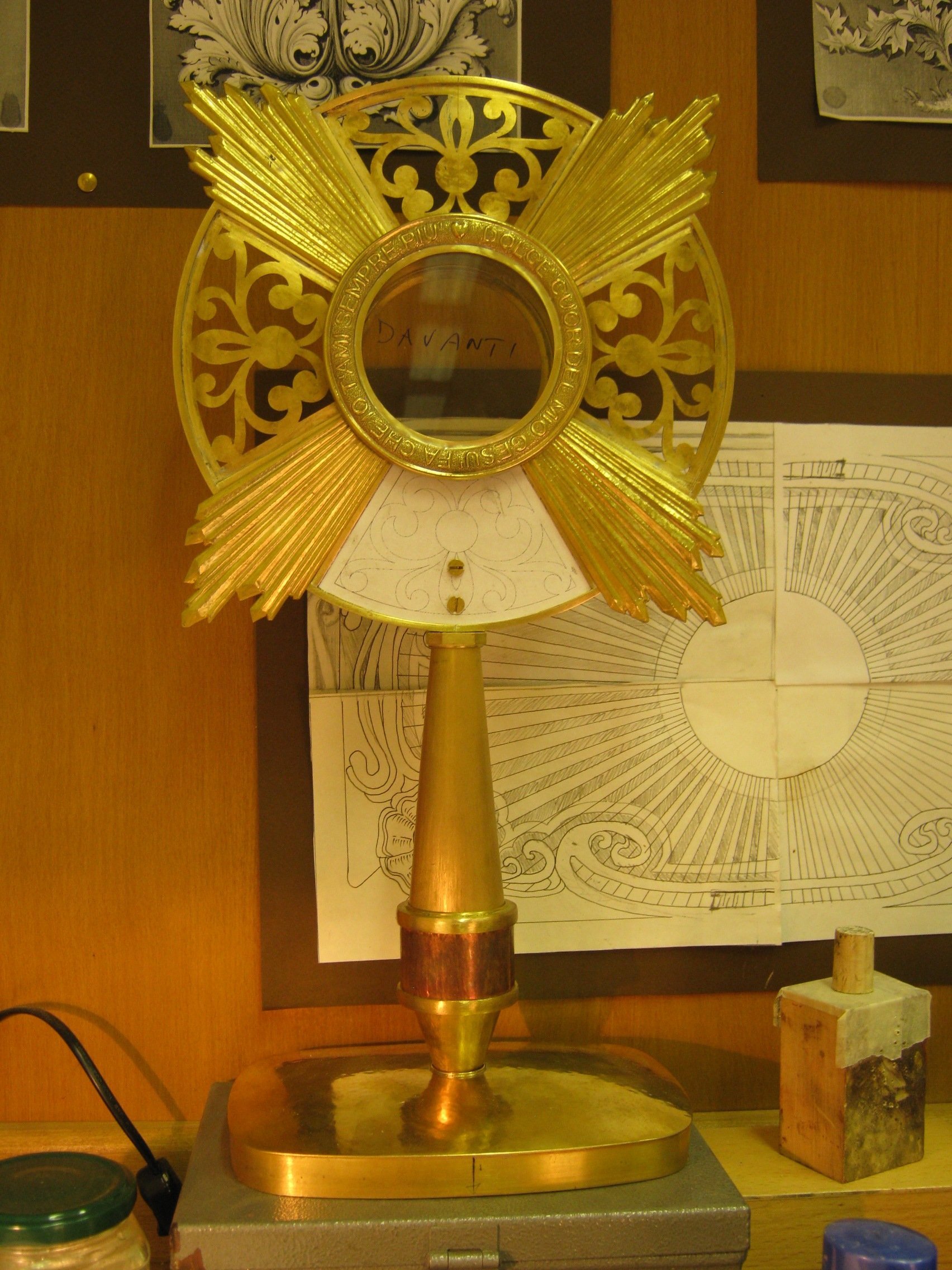 Ostensorio "Angeli oranti" in metallo dorato, smalti a fuoco e gemme