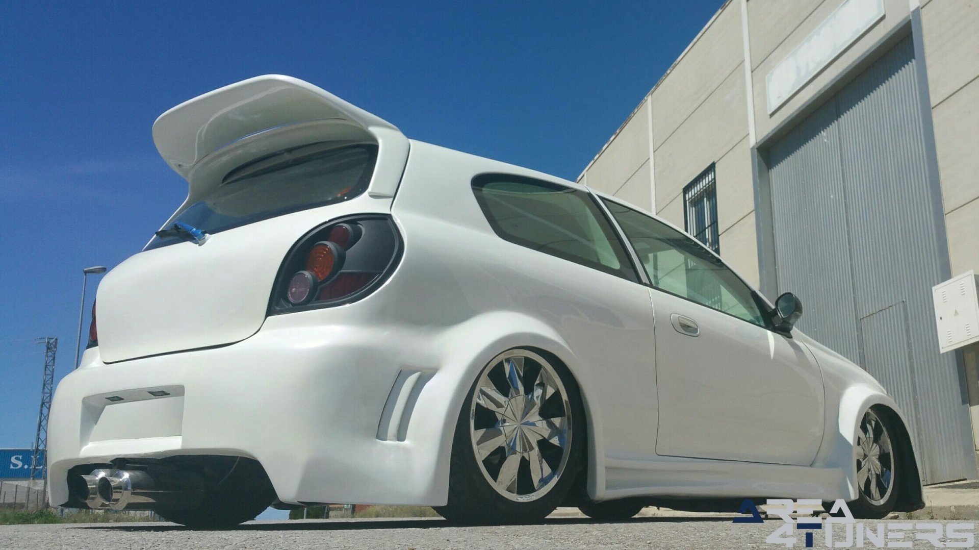 AREA4TUNERS COCHE TUNING NISSAN ALMERA MIRADA HIPNÓTICA