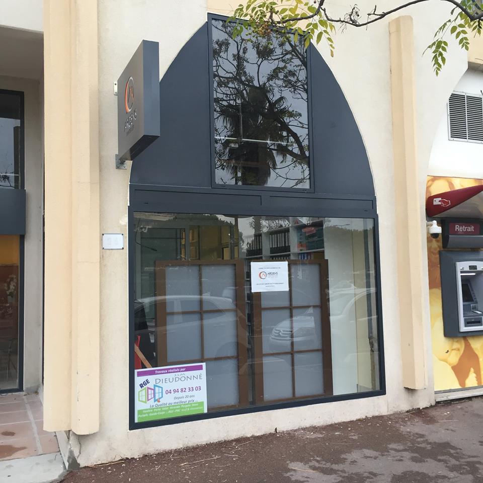 STORE ET PERGOLA POUR COMMERCE