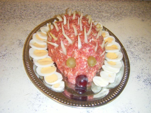 Hackepeter und Salate