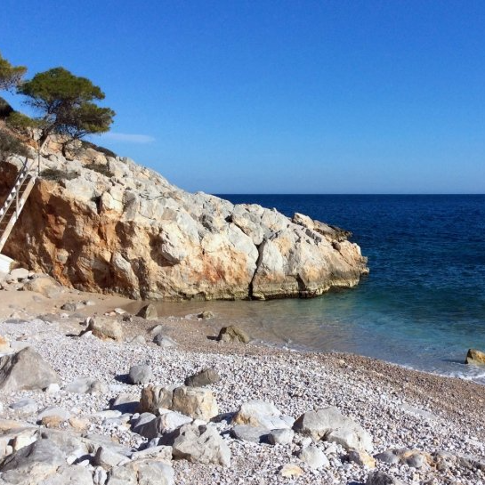 Hydra Beaches - swimming & sunbathing on Hydra Island Greece