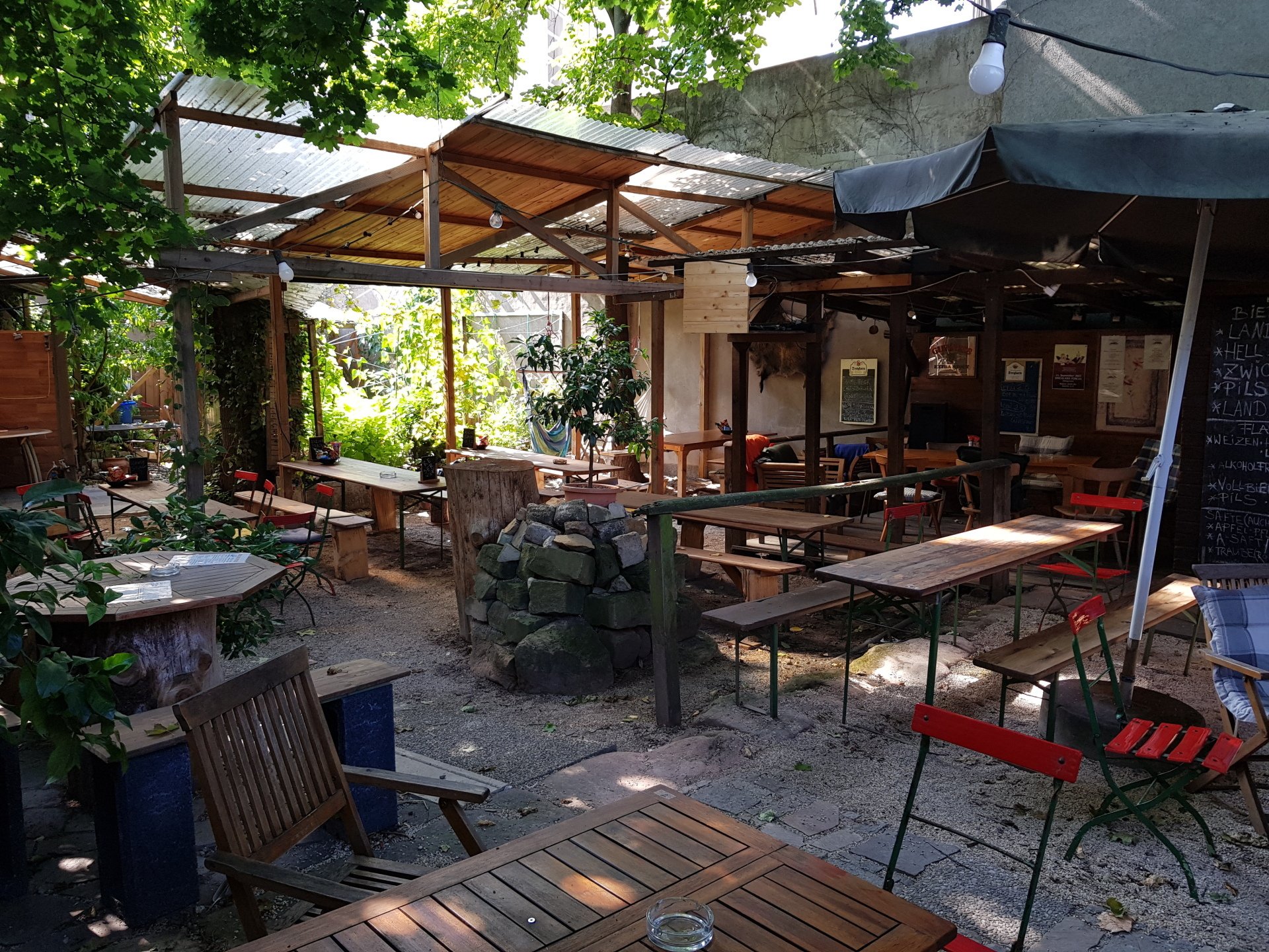 Singularis Porcus Winter- und Biergarten, Kneipe. Weihnachstbaumverkauf