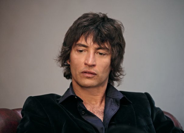 Simone Annicchiarico, Conduttore, Attore, Musicista. - agenziaperrone.it