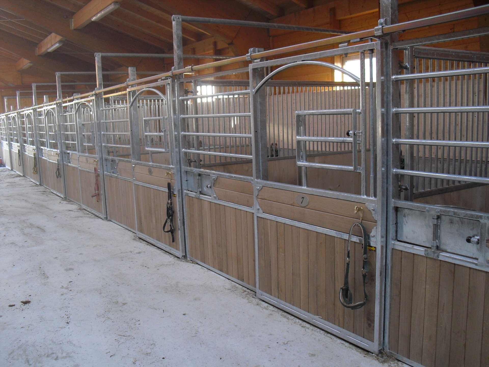 Stalleinrichtungen für Pferde und Rinder Balkonanker