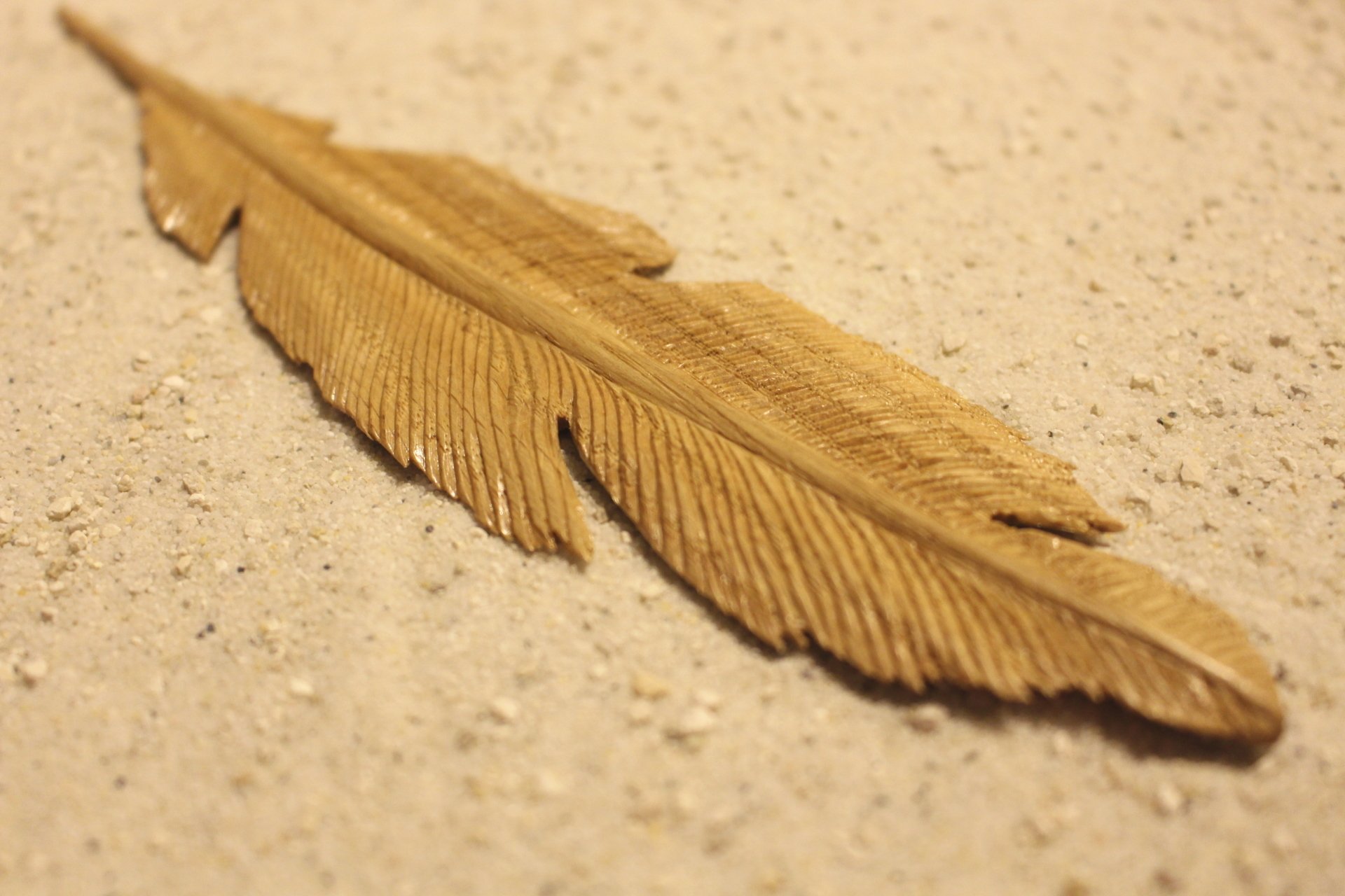 Kunsthandwerk aus Holz, light sculptures, Federn und Holz schmuck