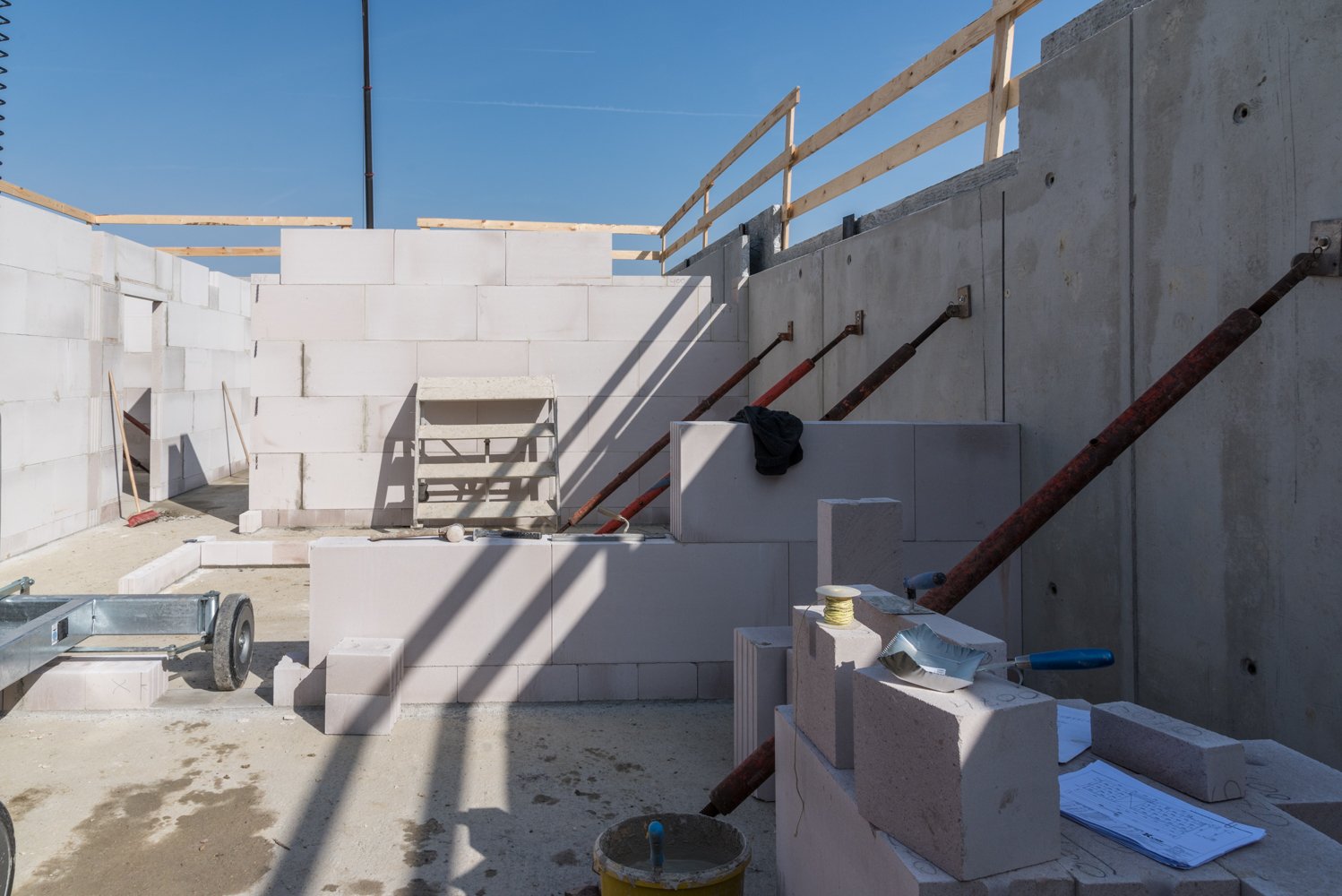 Kellergeschosse von zwei Gebäuden errichtet