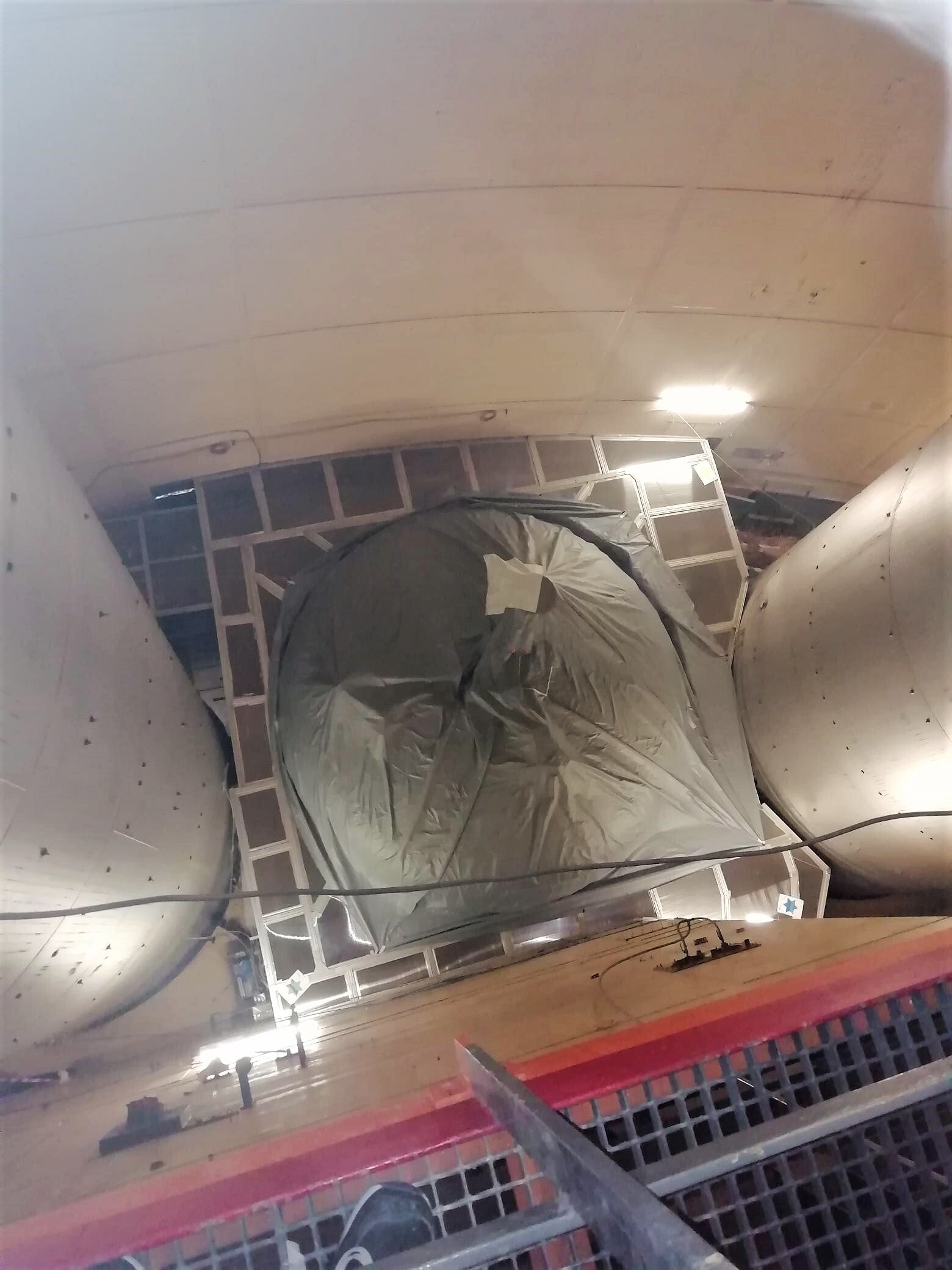 Dismantling - installation of a remote containment cover.