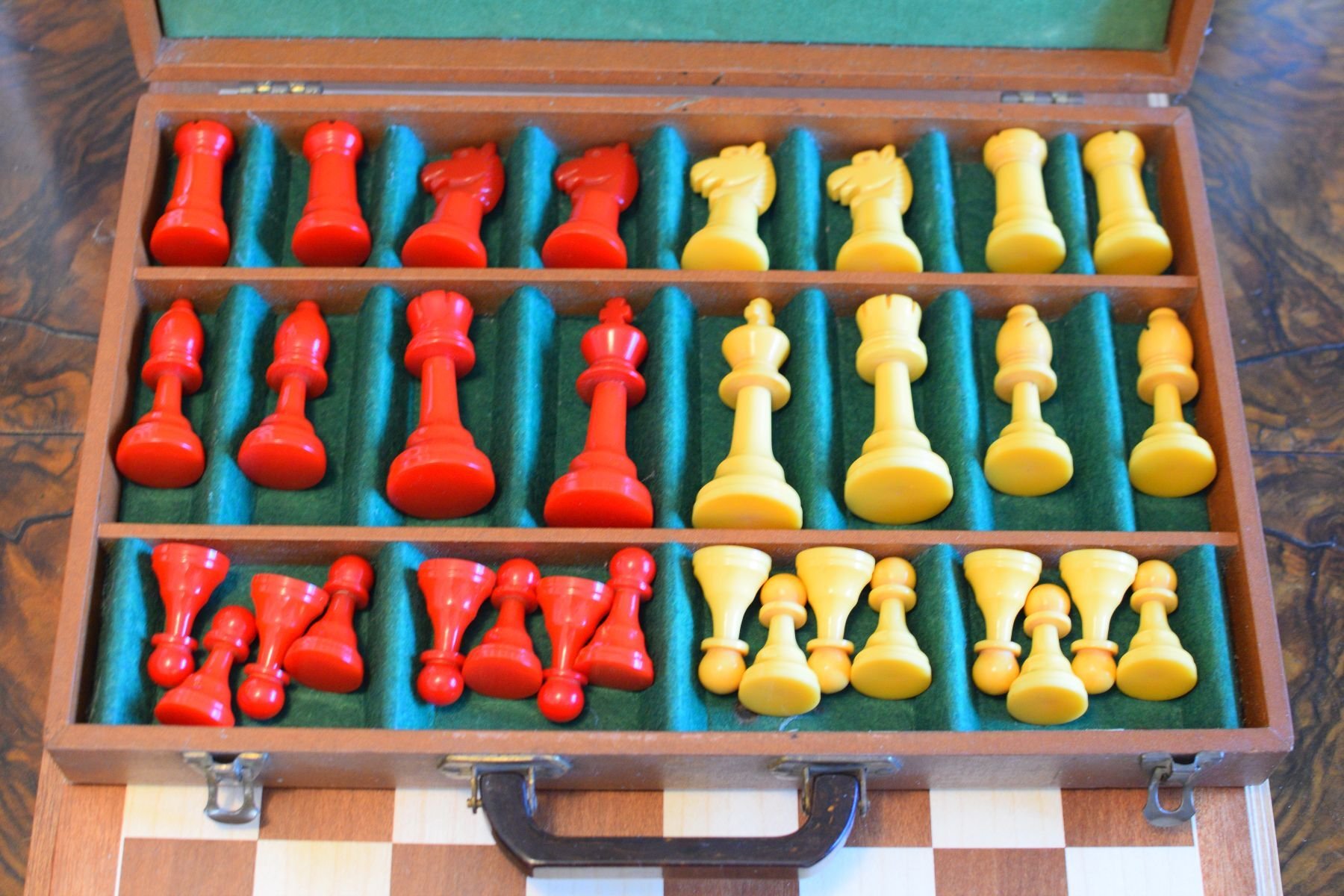 American Catalin Chess Set by E.S.Lowe, ca. 1946