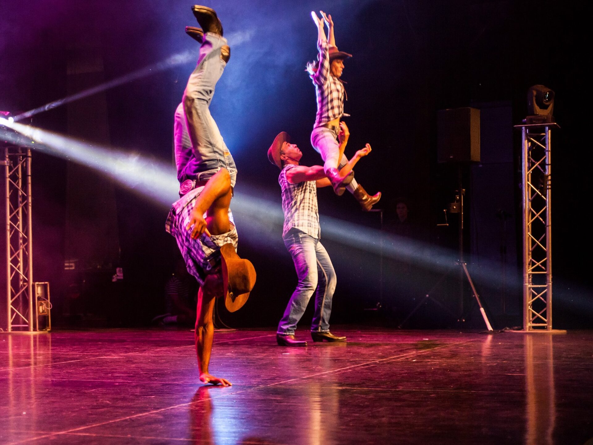spectacle inédit - western acrobatique, battle de danse break vs rock