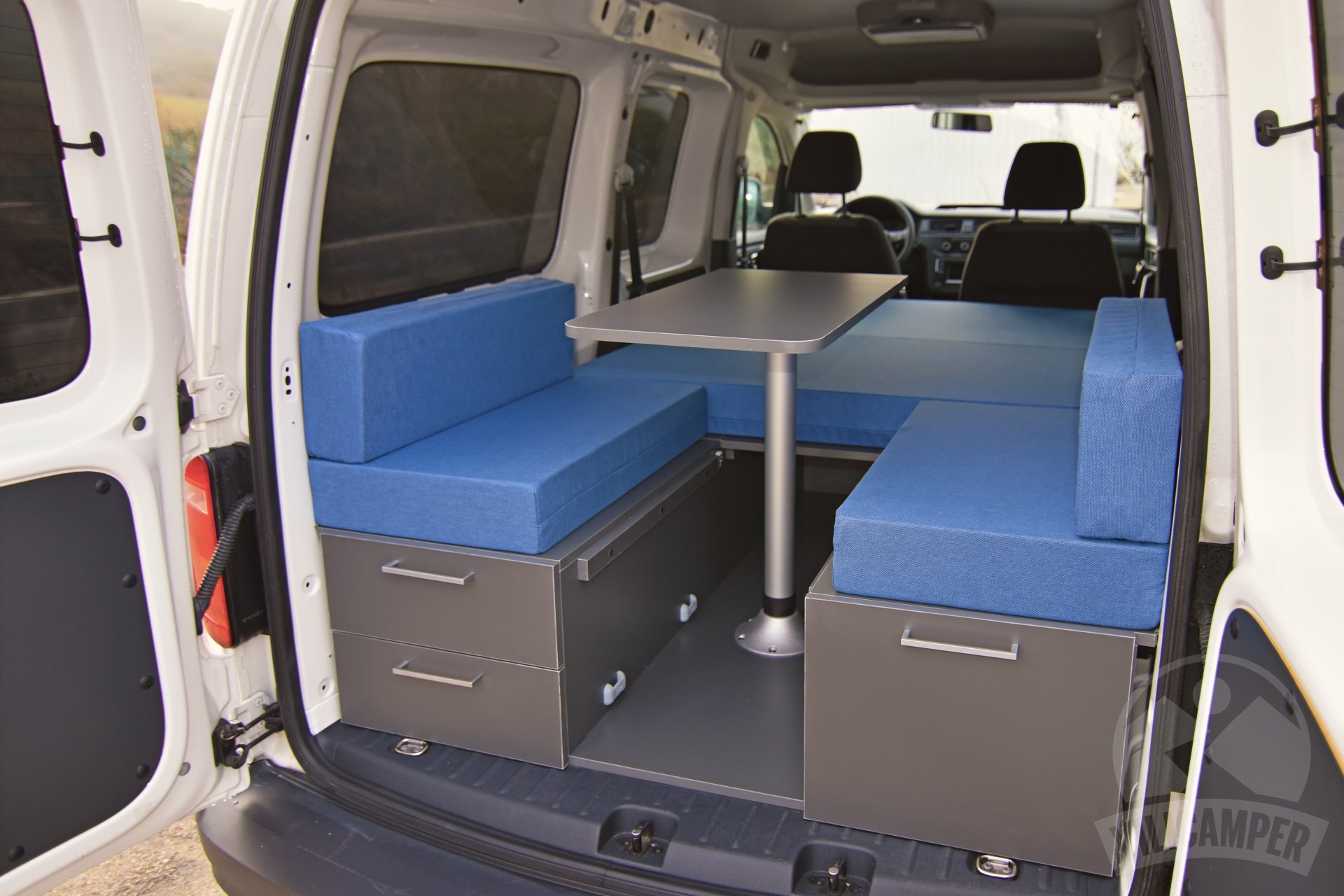 Kit camper Volkswagen Caddy Maxxi con mesa interior