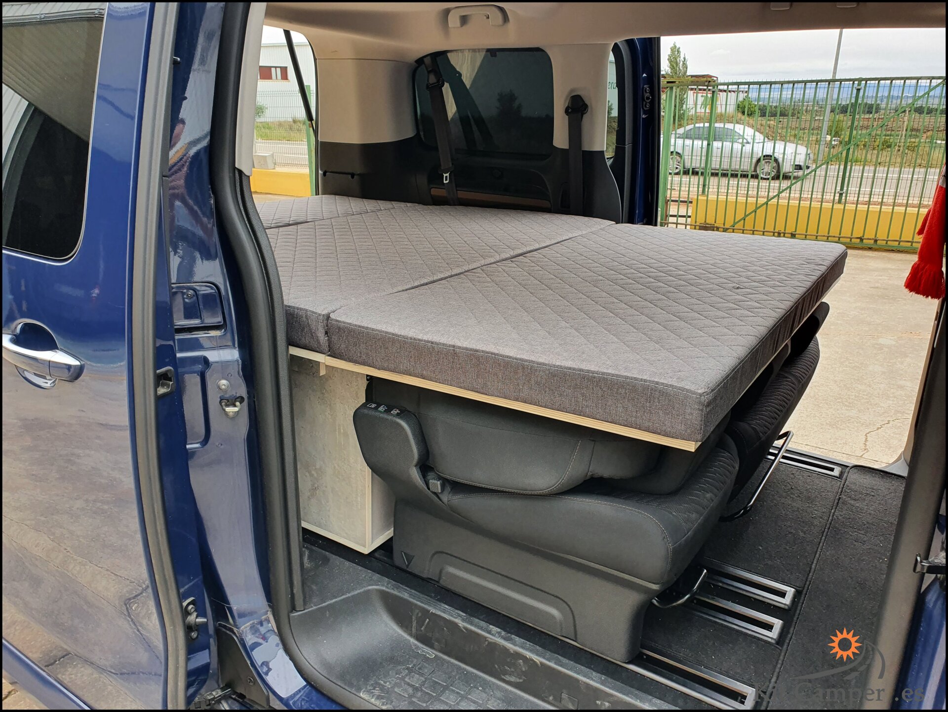 Kit Camper para Toyota Proace Verso con Cama, Mesa y Cajones