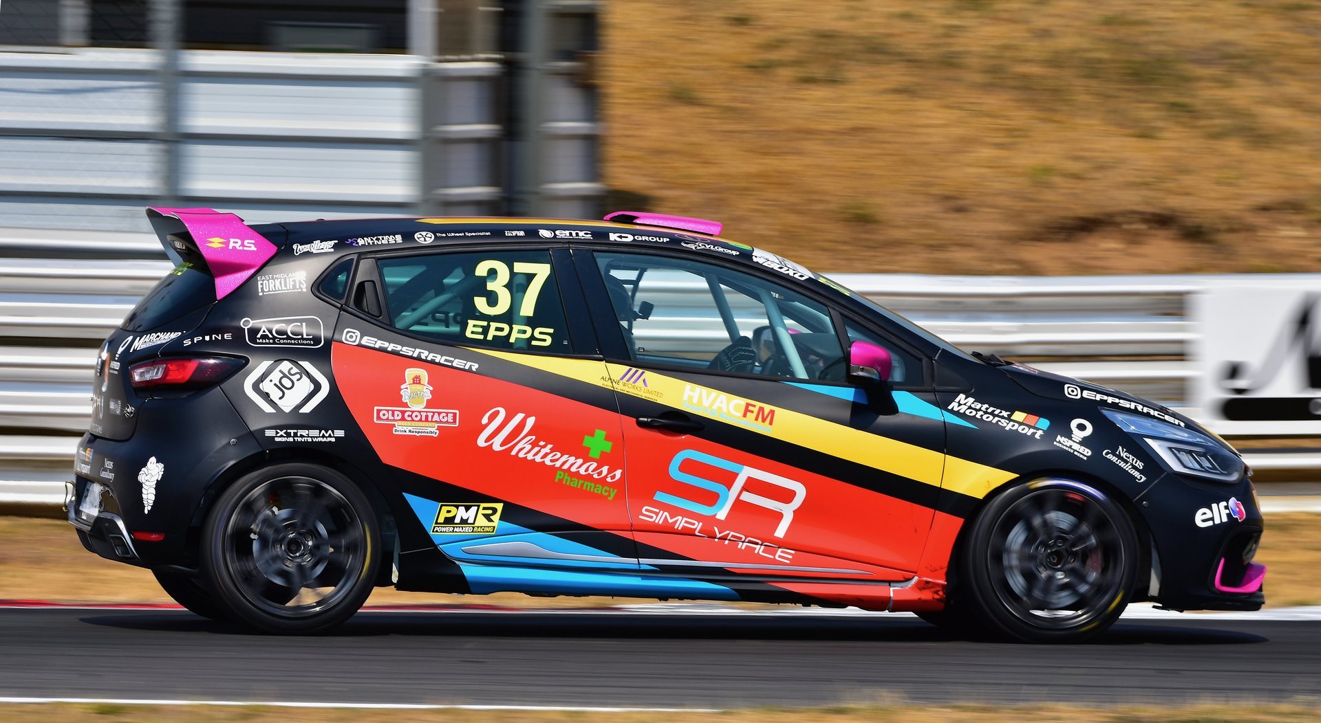 A photographic guide to Snetterton racing circuit.