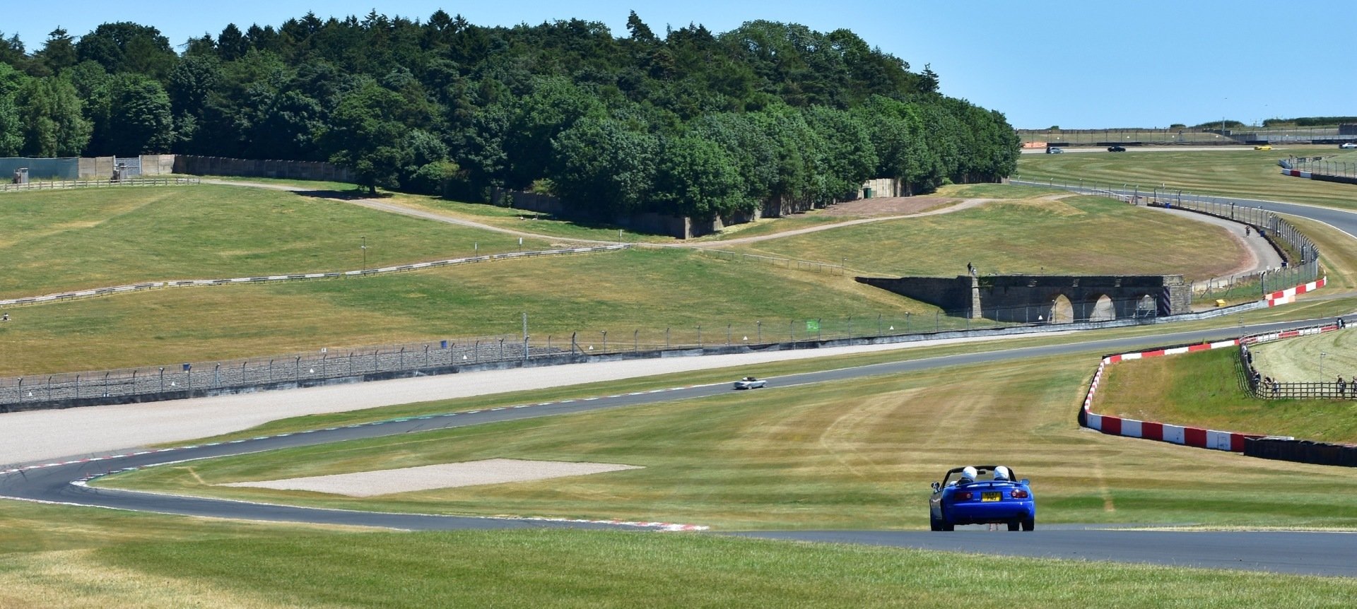 Photographic guides to race tracks in the UK.