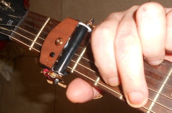 Sixth Finger rolling capo - fastest in the world