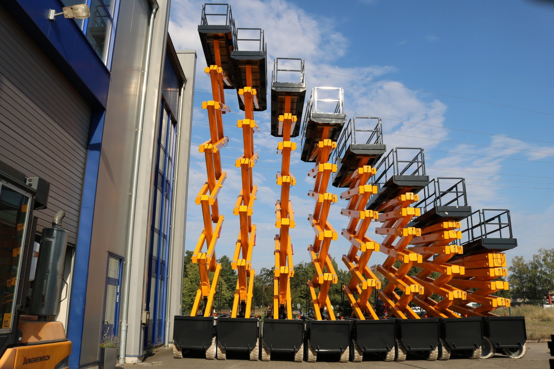 Electric and Diesel Scissors up to 32 m working height