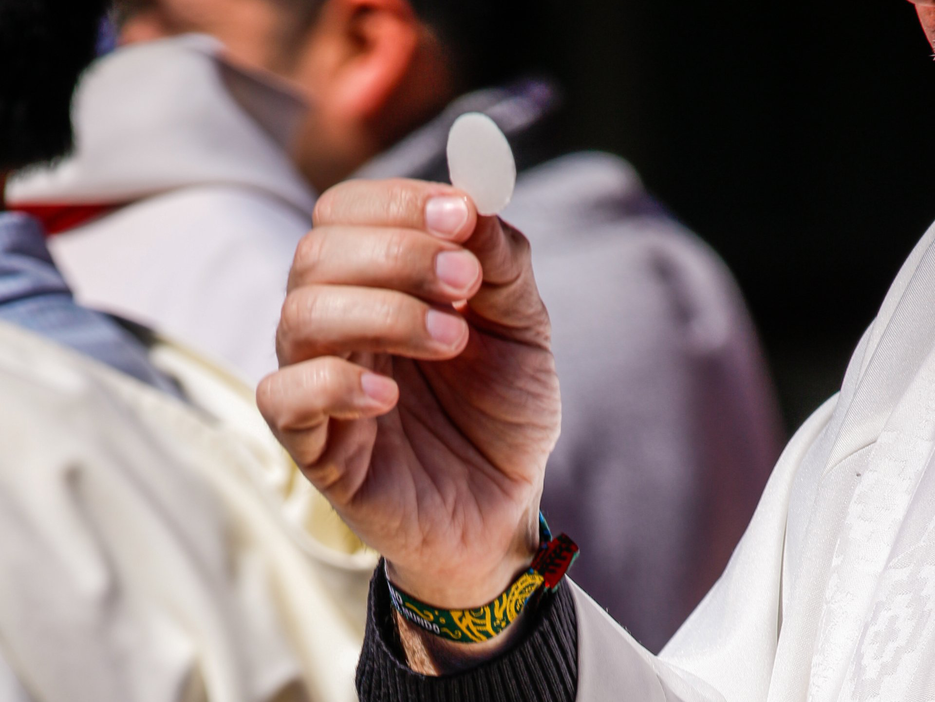 ¿Cómo comulgar en la mano?