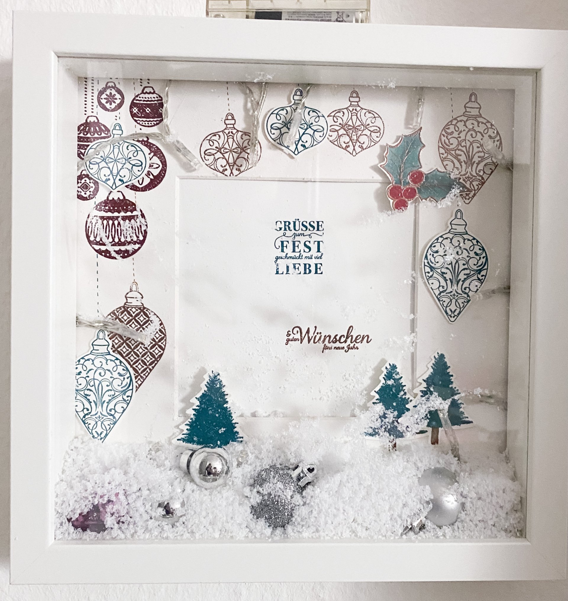 Weihnachtsrahmen mit Schnee und Kugeln