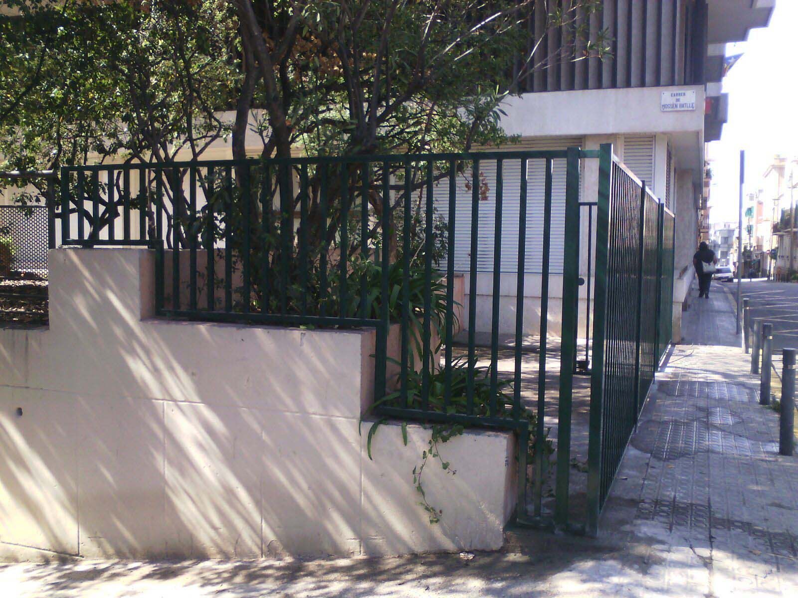 Venta e instalación de vallas y verjas metálicas-Cerramientos Vadía